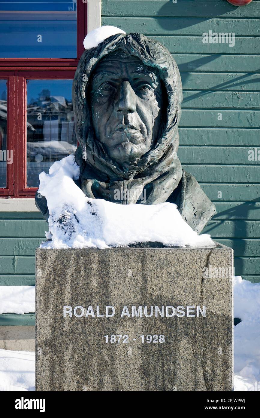 Roald amundsen statue tromso hi-res stock photography and images - Alamy
