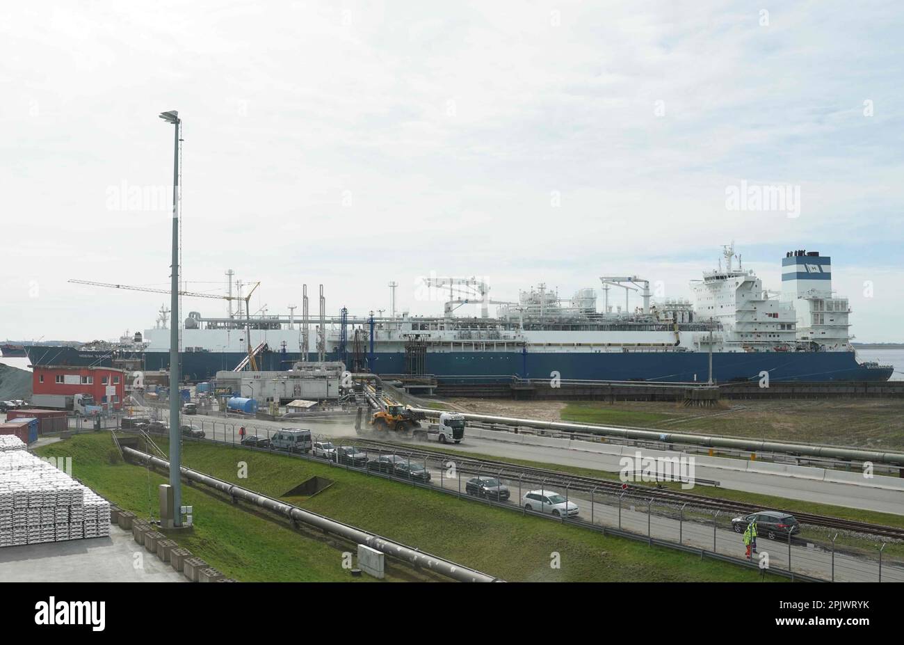 Brunsbüttel, Germany. 04 April, 2023. The floating LNG terminal "Höegh ...