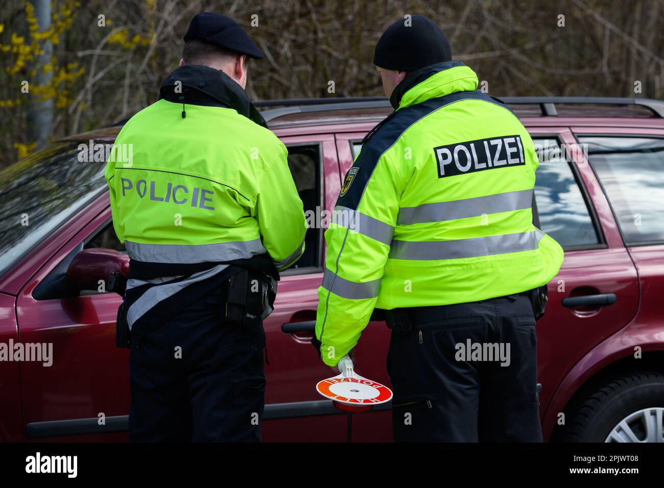 Zittau, Germany. 04th Apr, 2023. A police officer from the Czech ...