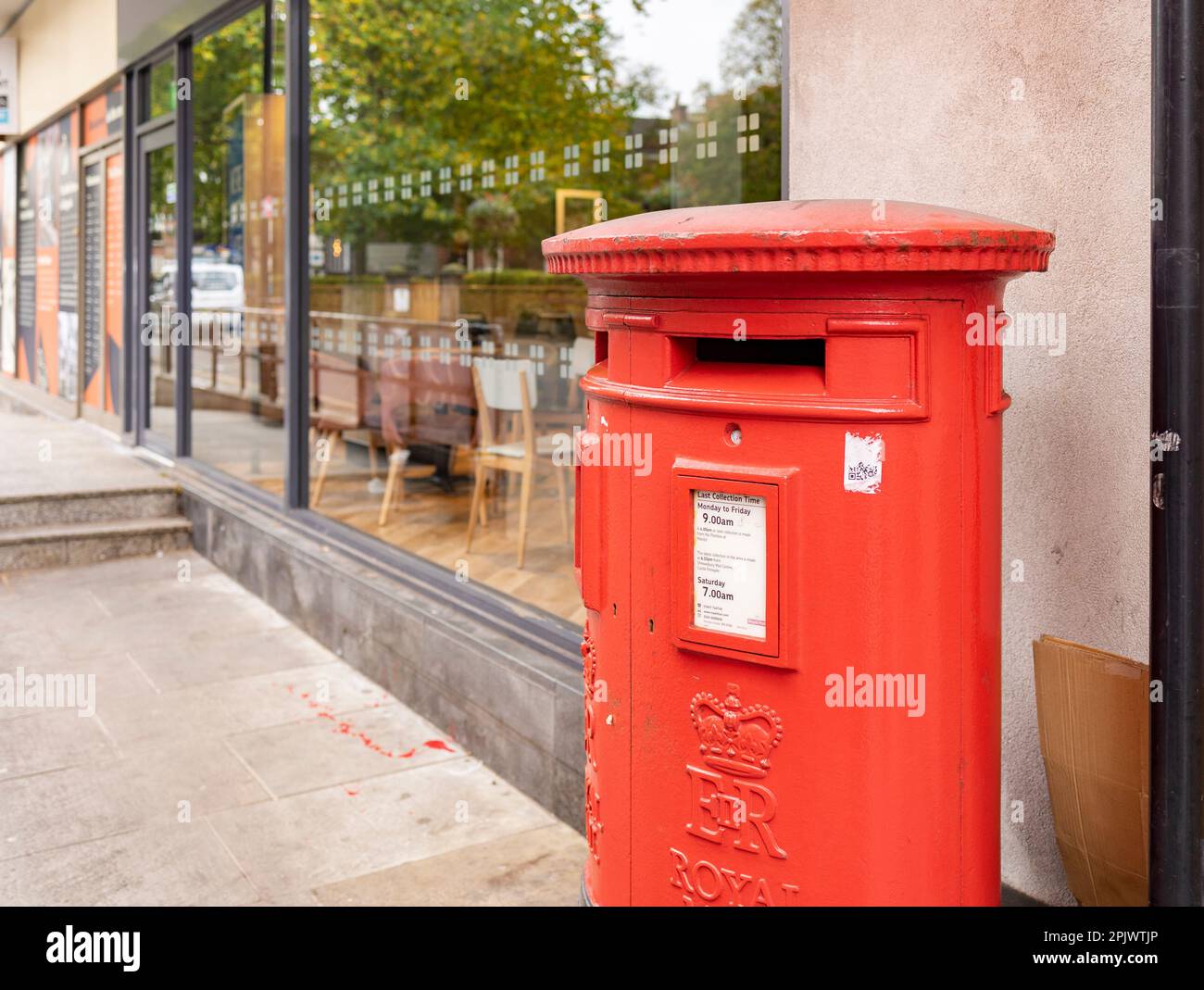 Traditional british red postbox hi-res stock photography and images - Alamy