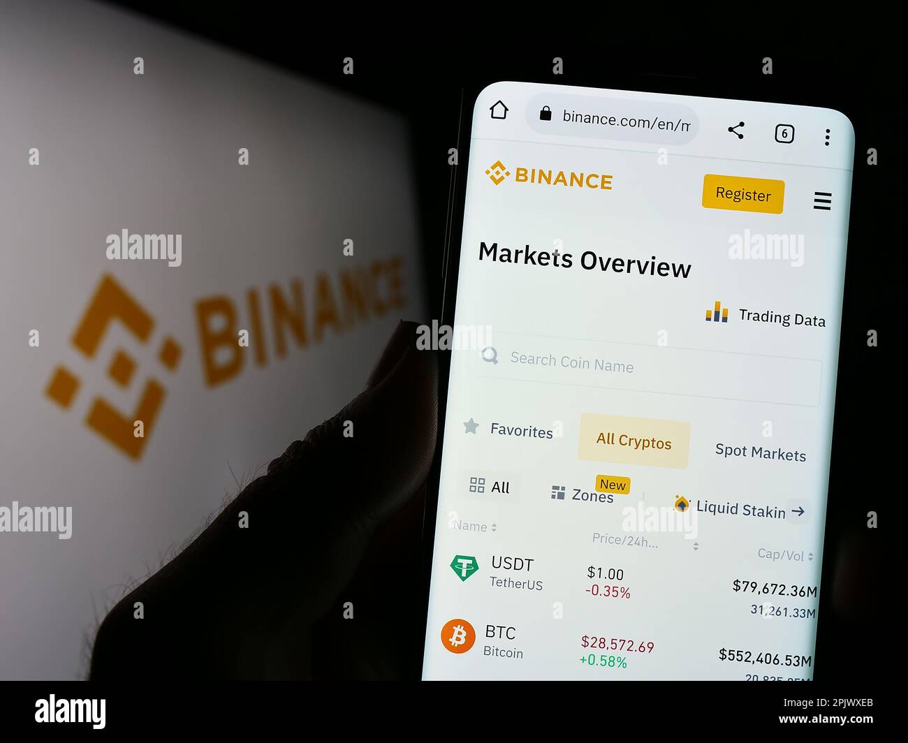 Binance logo hi-res stock photography and images - Alamy