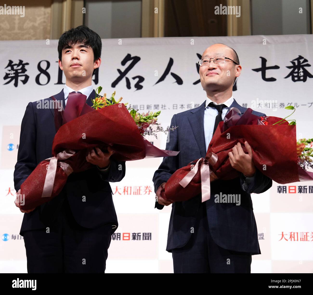Akira Watanabe (R), current holder of the Meijin title, and Sota Fujii ...