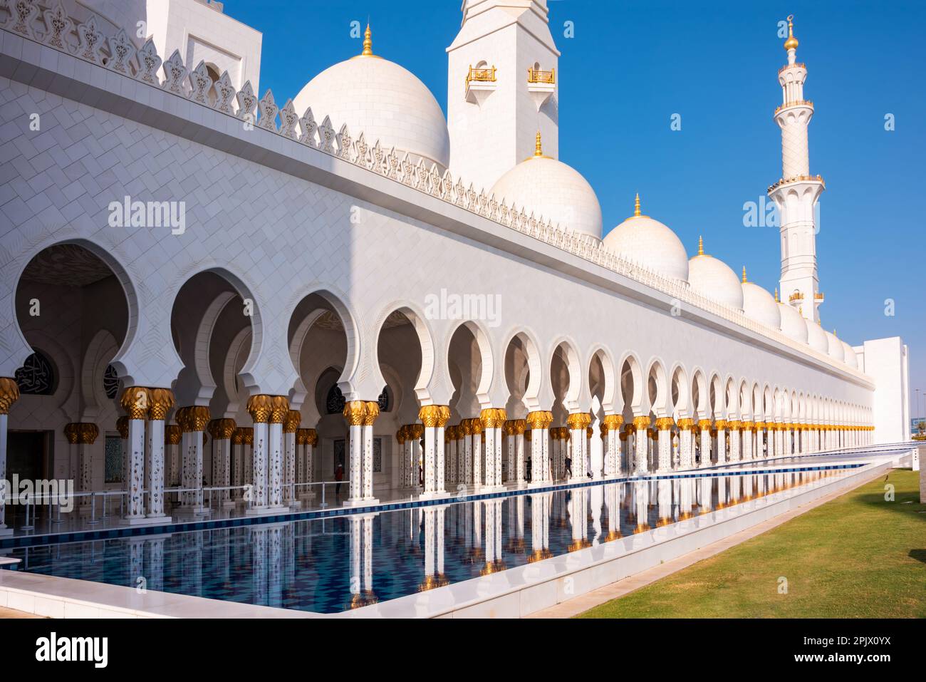 Sheikh Zayed Grand Mosque of white marble in Abu Dhabi city, UAE Stock ...