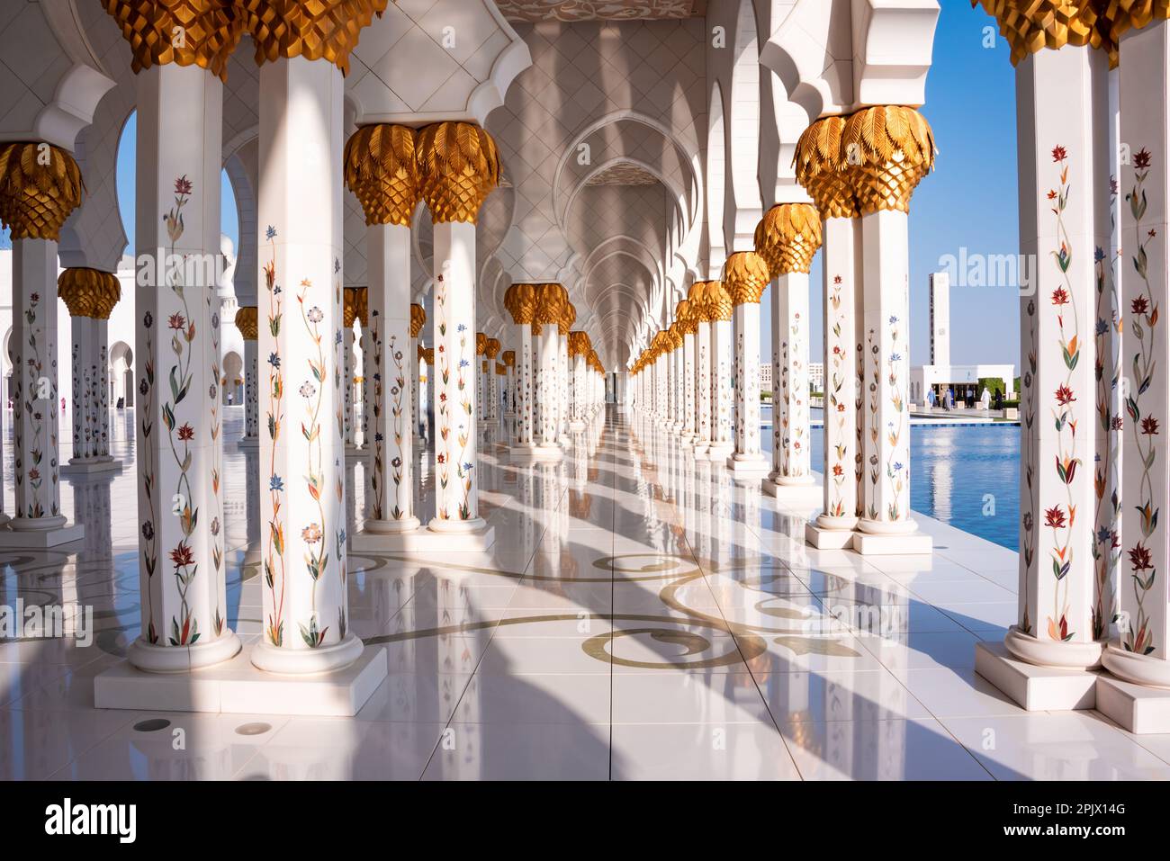 Sheikh Zayed Grand Mosque of white marble in Abu Dhabi city, UAE Stock ...