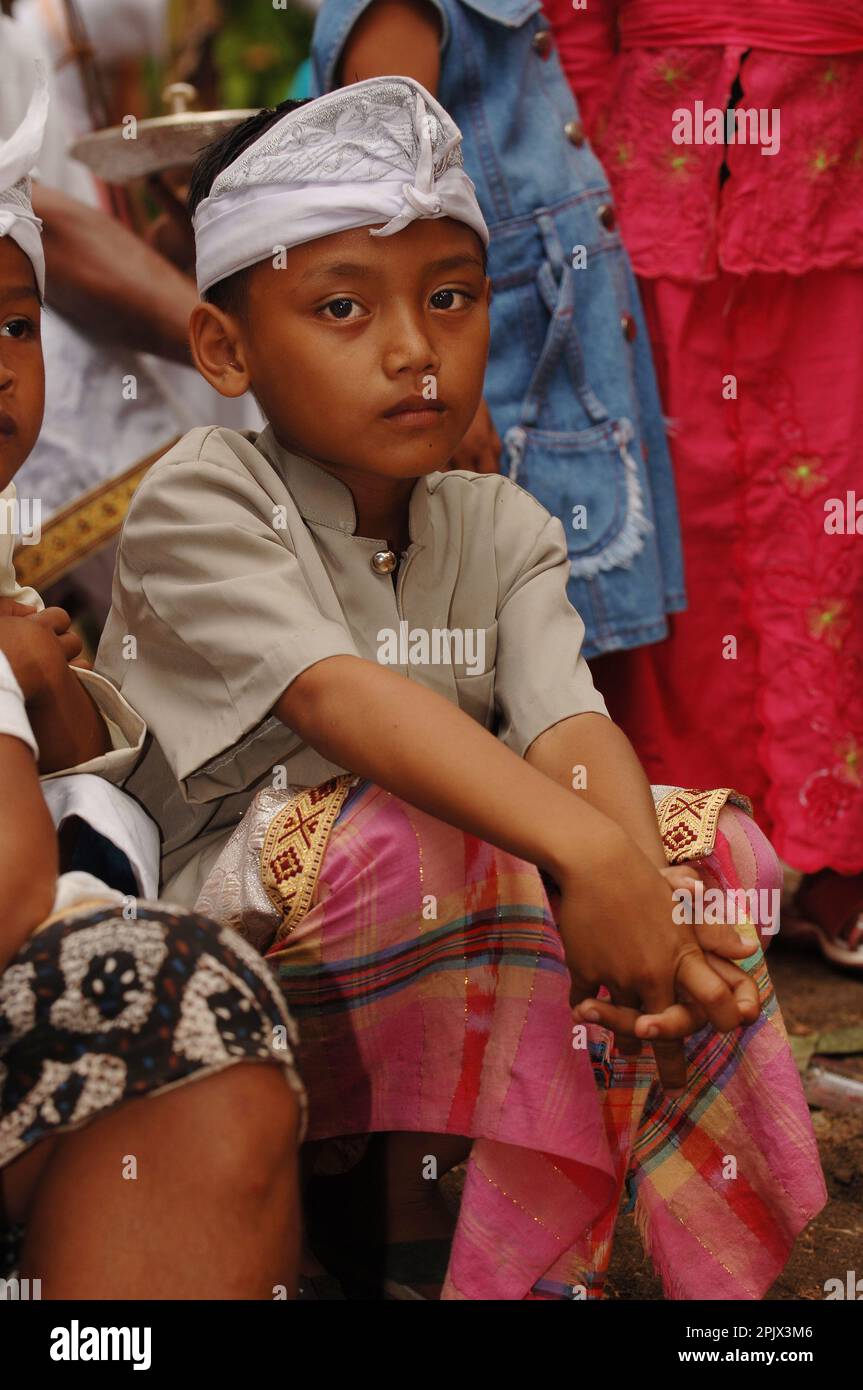 People bearing offerings and praying at Pura Beji Temple in Sukawati ...