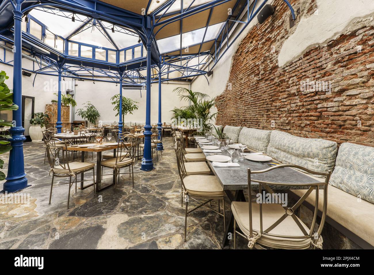 Skylight bar hi-res stock photography and images - Alamy