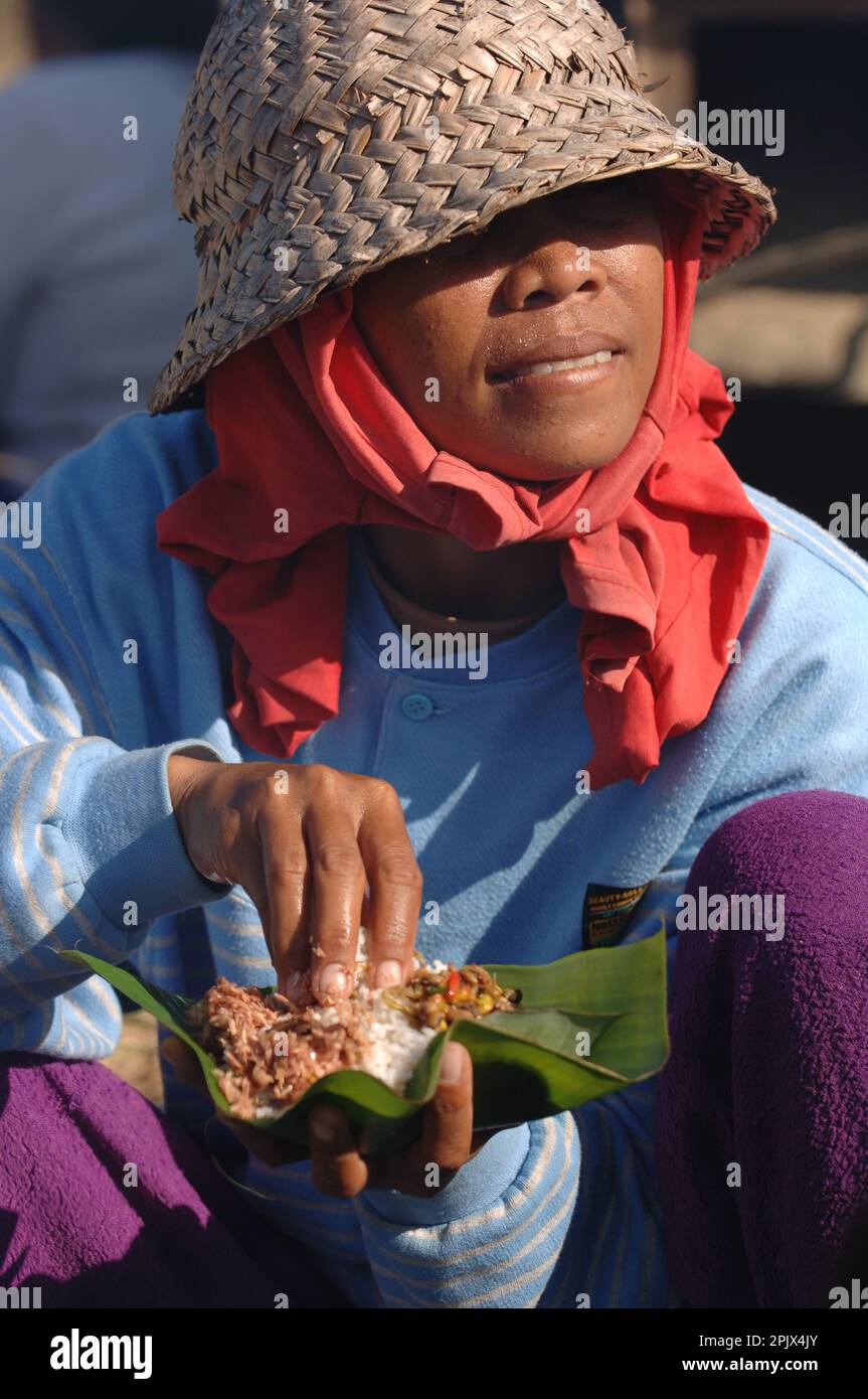 peanuts collector in Bali during thei lunch break Stock Photo - Alamy