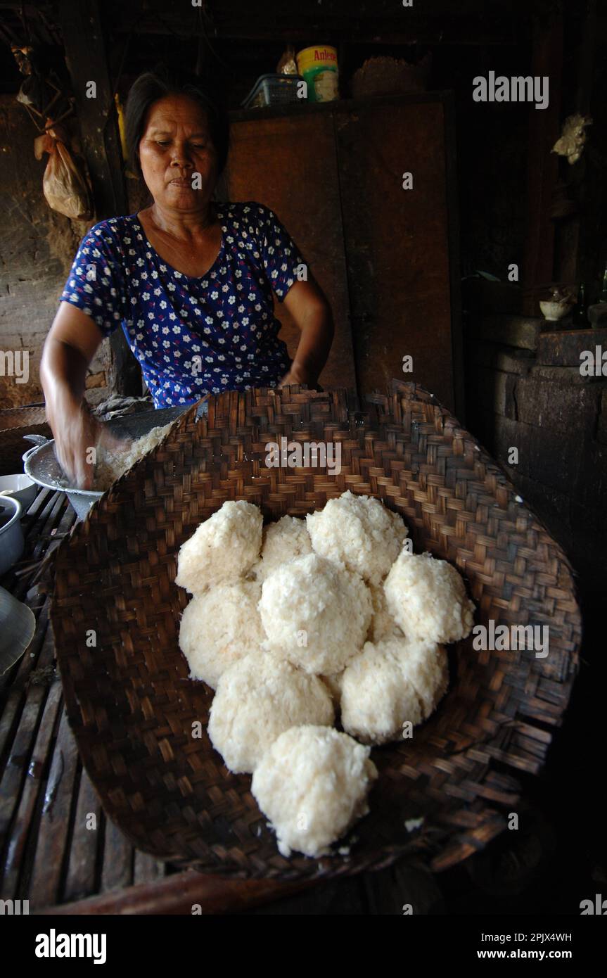 Preparation of Giagia Uli (rice bread) in a Batuan traditional house ...