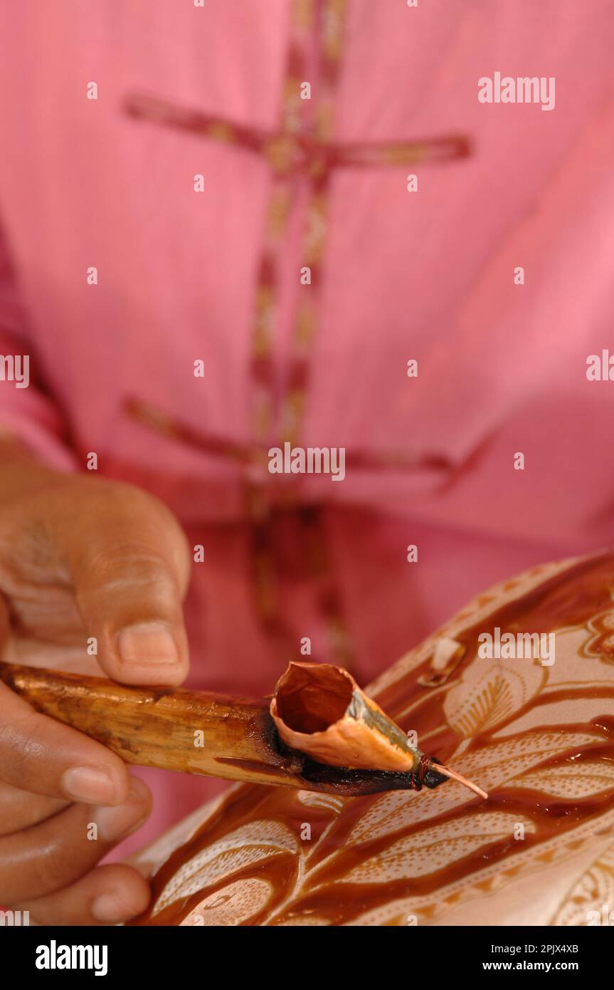 Artistic processing of batik in the Popiler warehouse in Tohpati ...