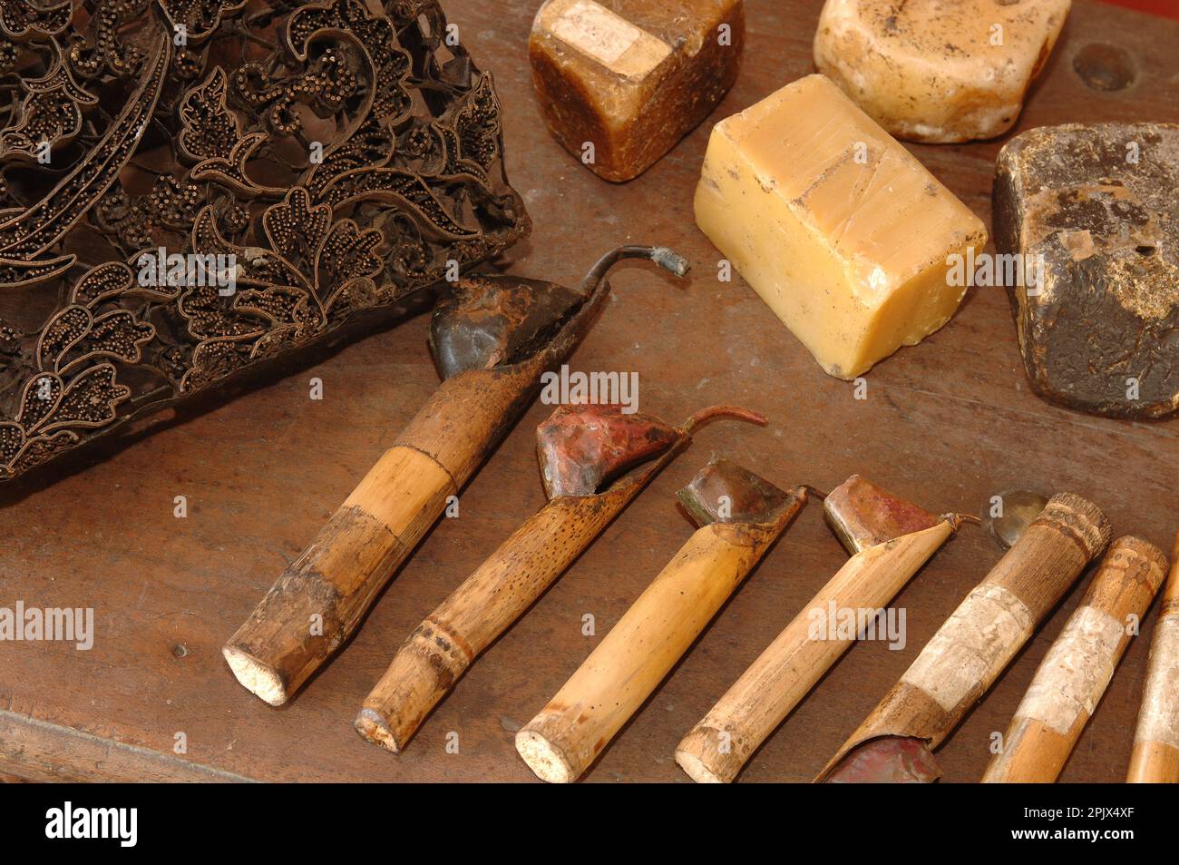 Artistic processing of batik in the Popiler warehouse in Tohpati ...