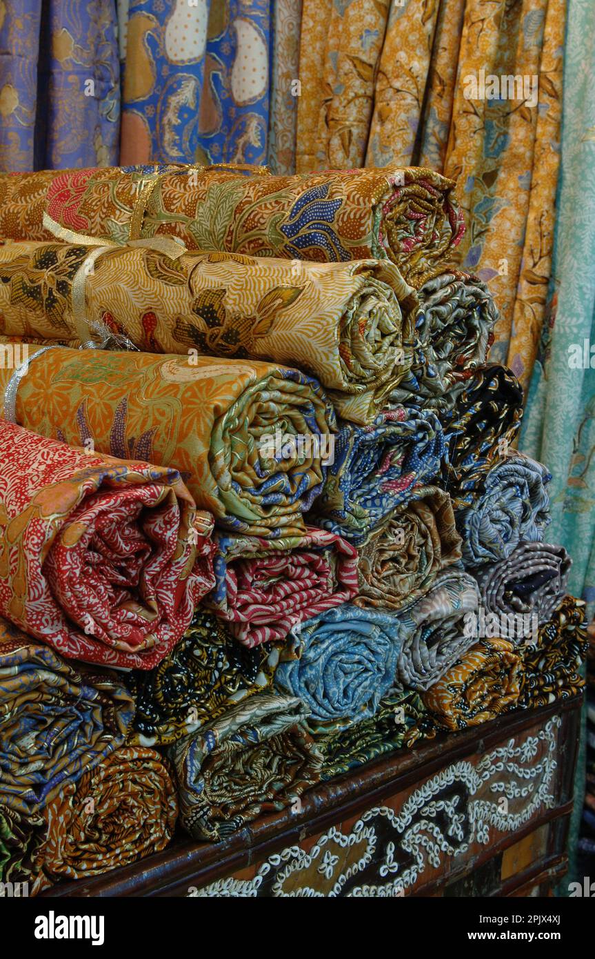 Artistic processing of batik in the Popiler warehouse in Tohpati ...