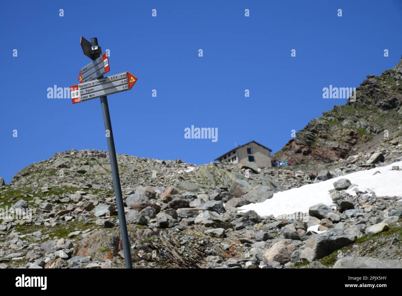 Hike to rifugio marinelli bombardieri al bernina hut hi-res stock ...