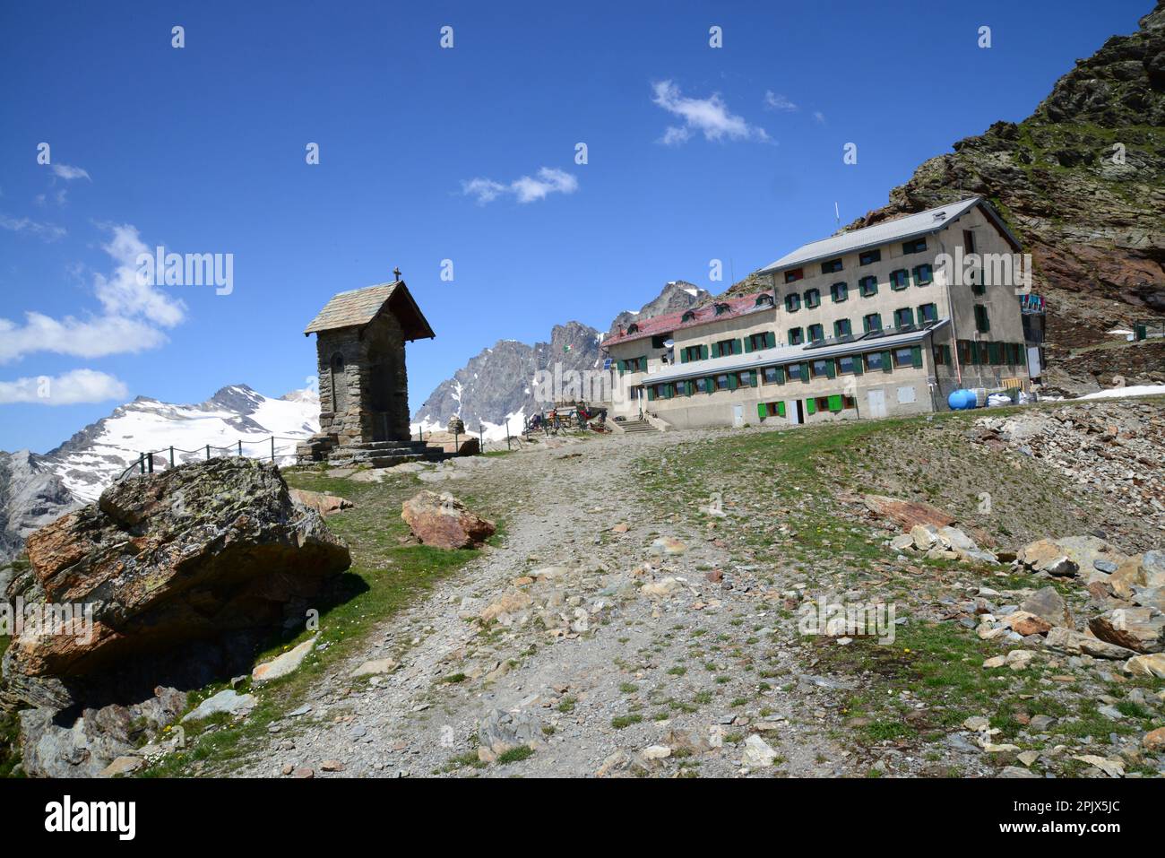 Hike to rifugio marinelli bombardieri al bernina hut hi-res stock ...