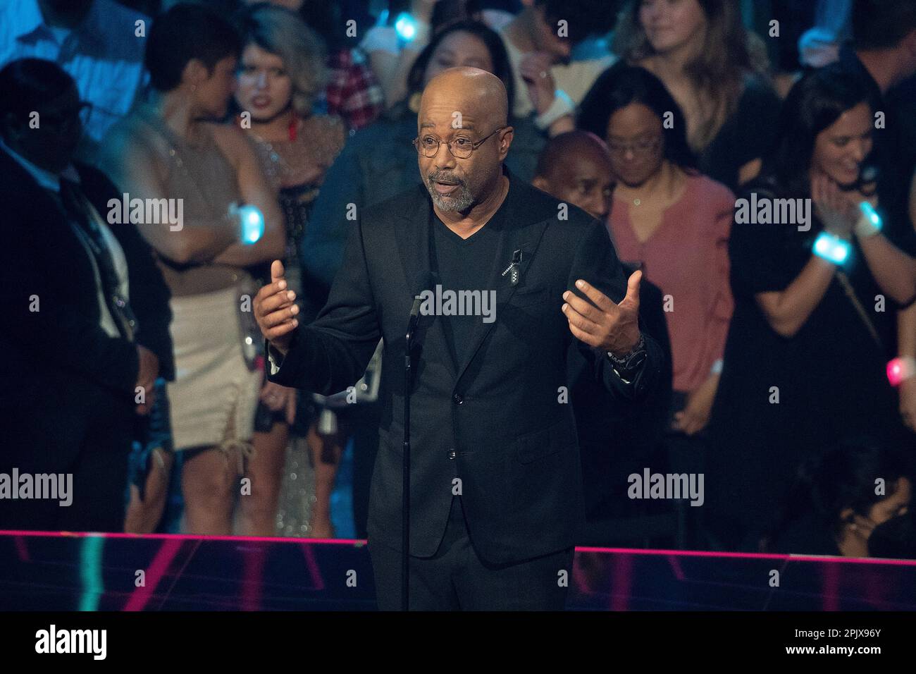 Darius Rucker presents the Video of the Year Award for "Thank God ...