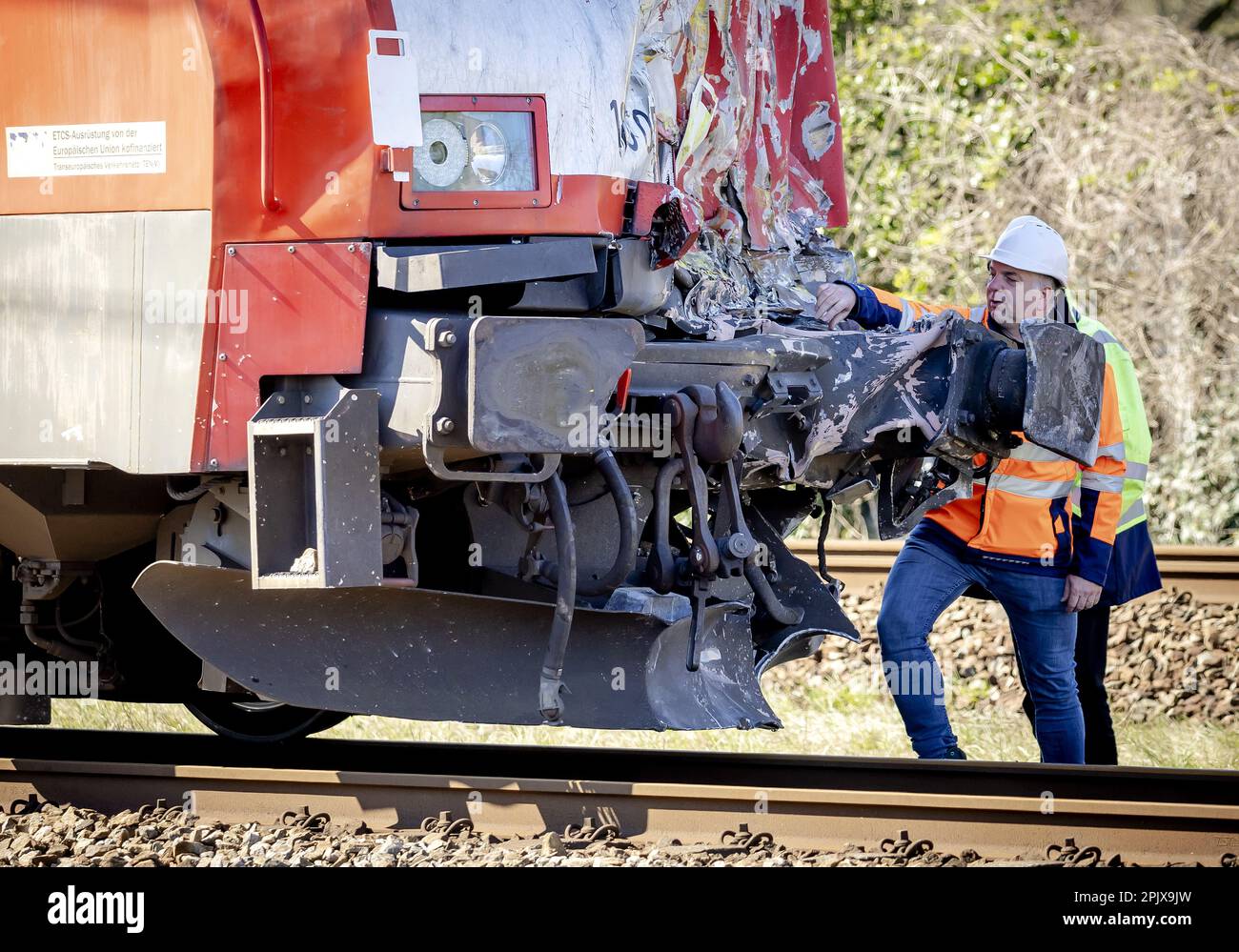 Voorschoten - Investigation of a derailed freight train. The freight ...