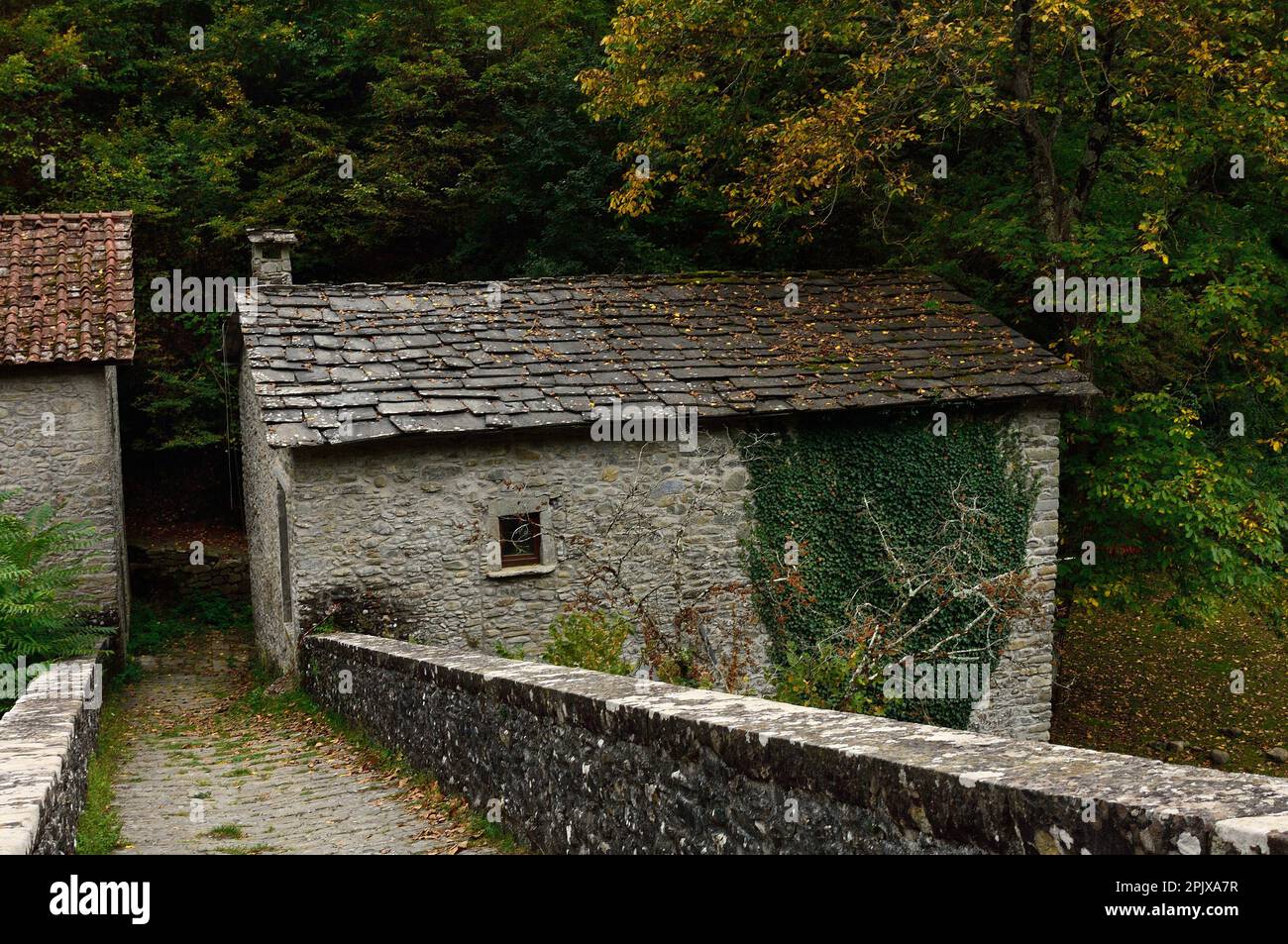 Medieval stone buildings hi-res stock photography and images - Alamy