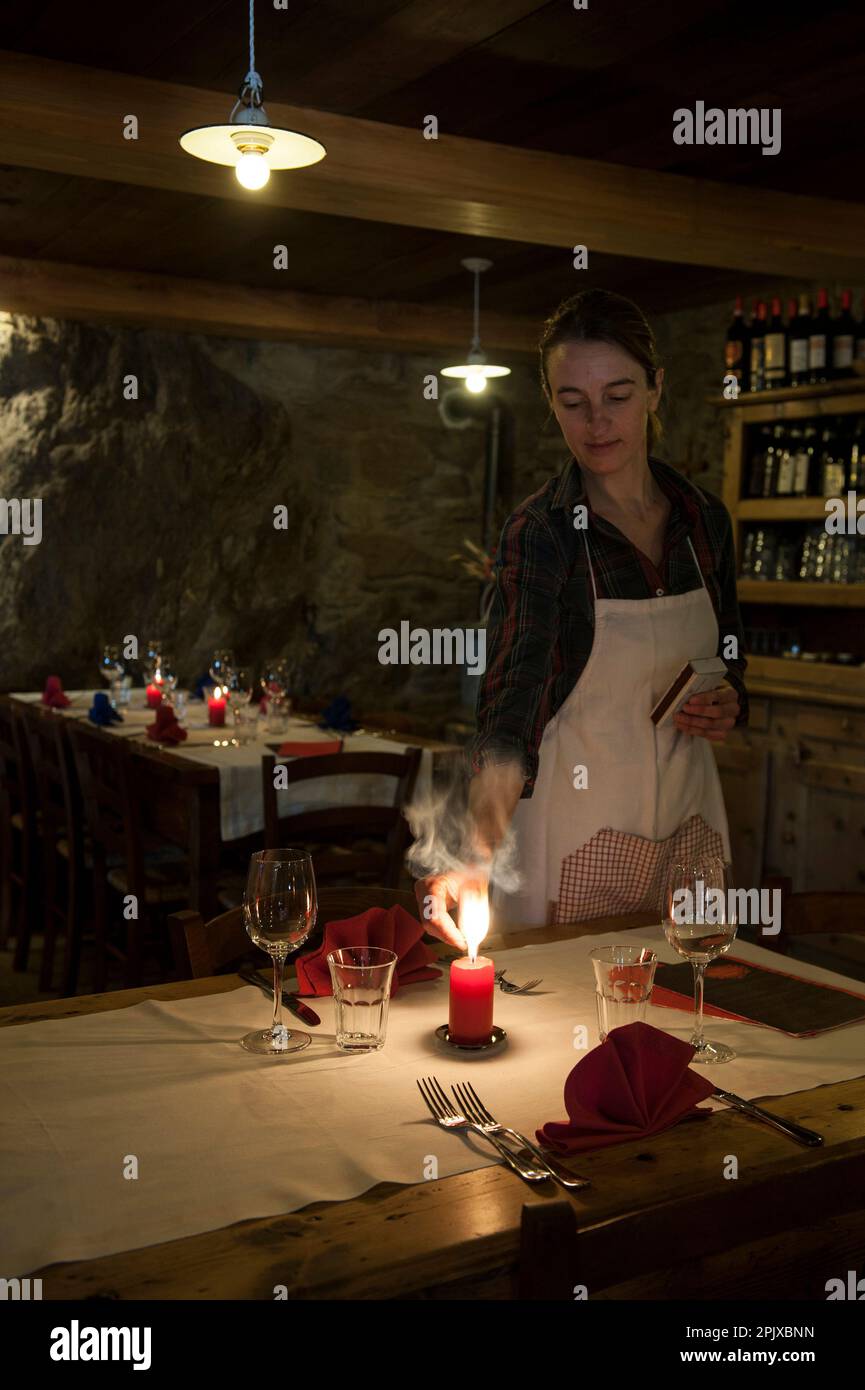 Francesca Becquet prepares the table for the guests; interiors in wood ...