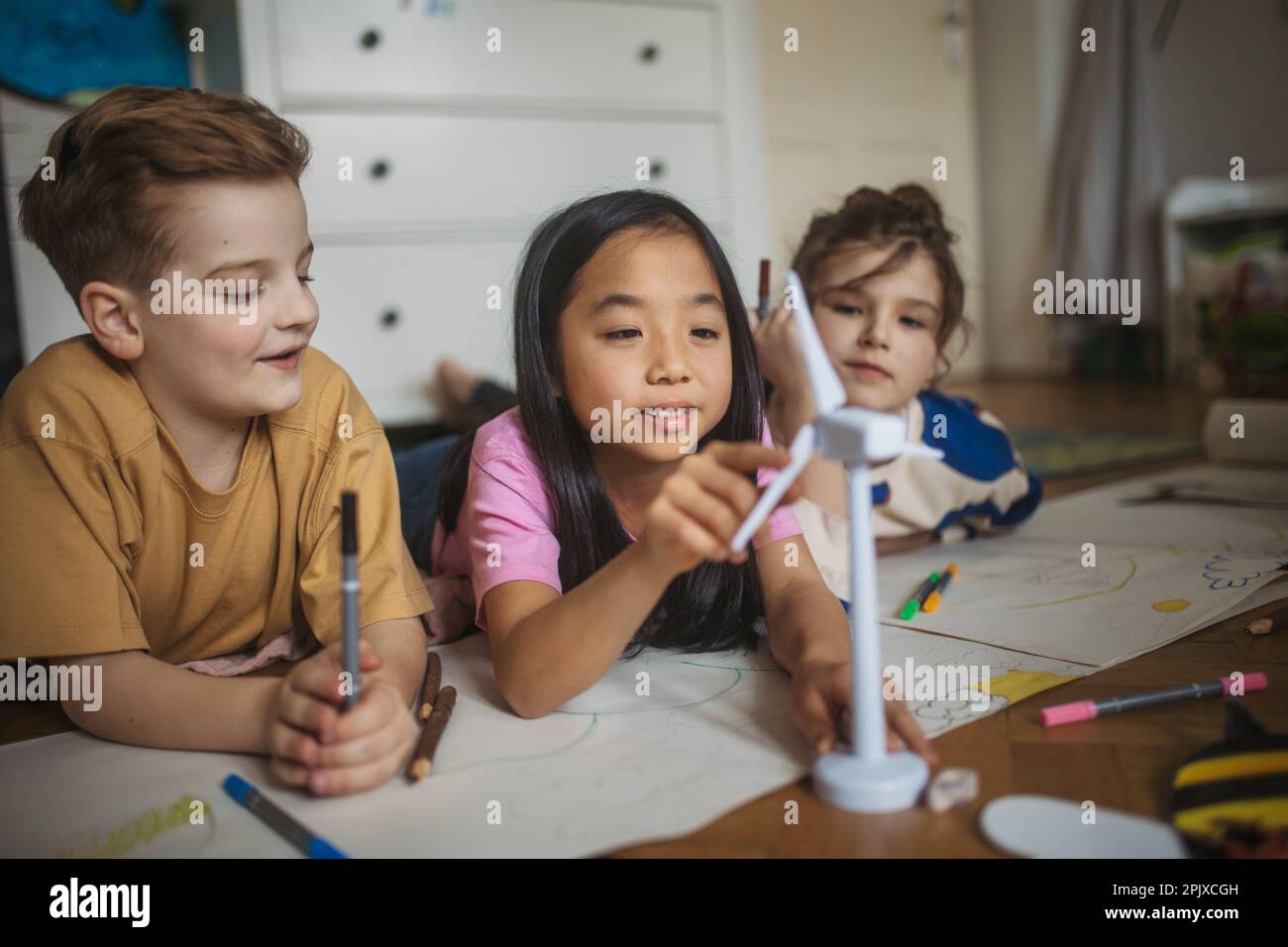 Children drawing the earth together hi-res stock photography and images ...