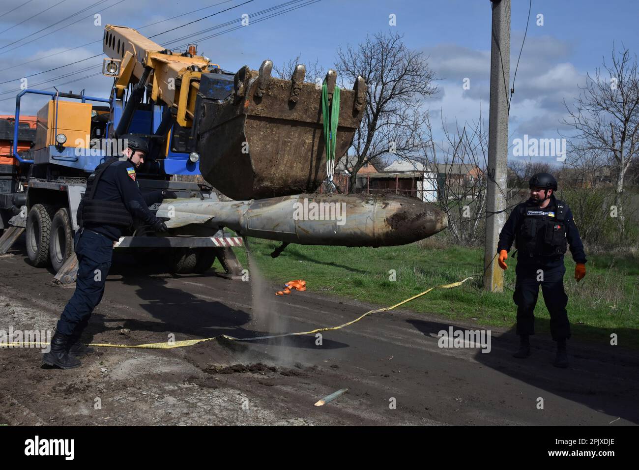 Emergency workers remove a FAB-500 unexploded Russian air bomb in the ...