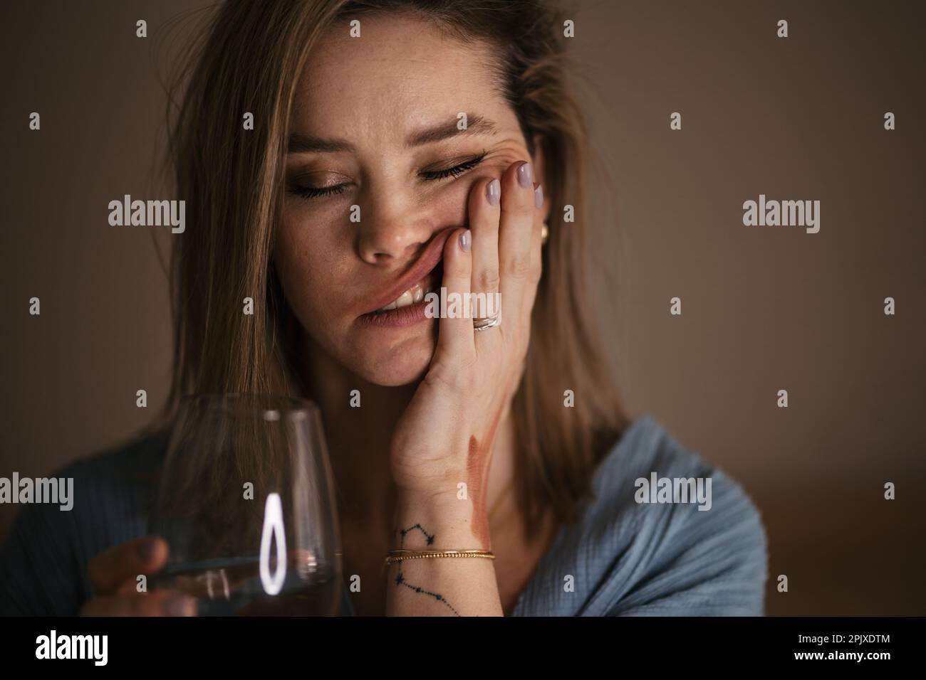 Red wine woman crying hi-res stock photography and images - Alamy