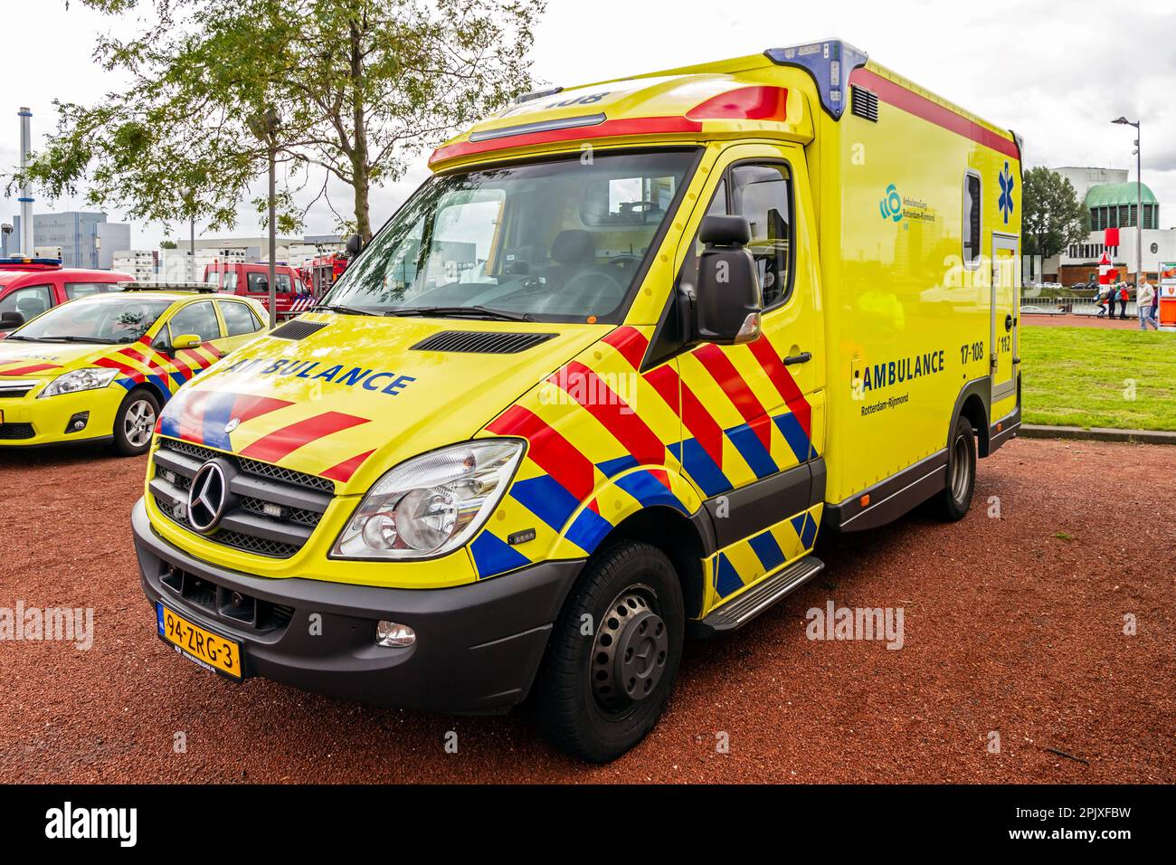 Mercedes benz ambulance hi-res stock photography and images - Alamy