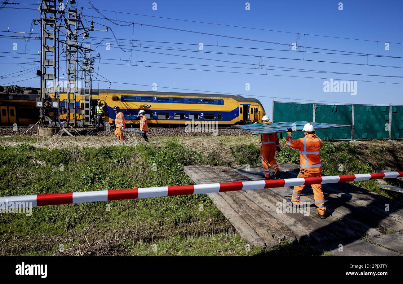Voorschoten - Placing screens at a derailed night train. The passenger ...