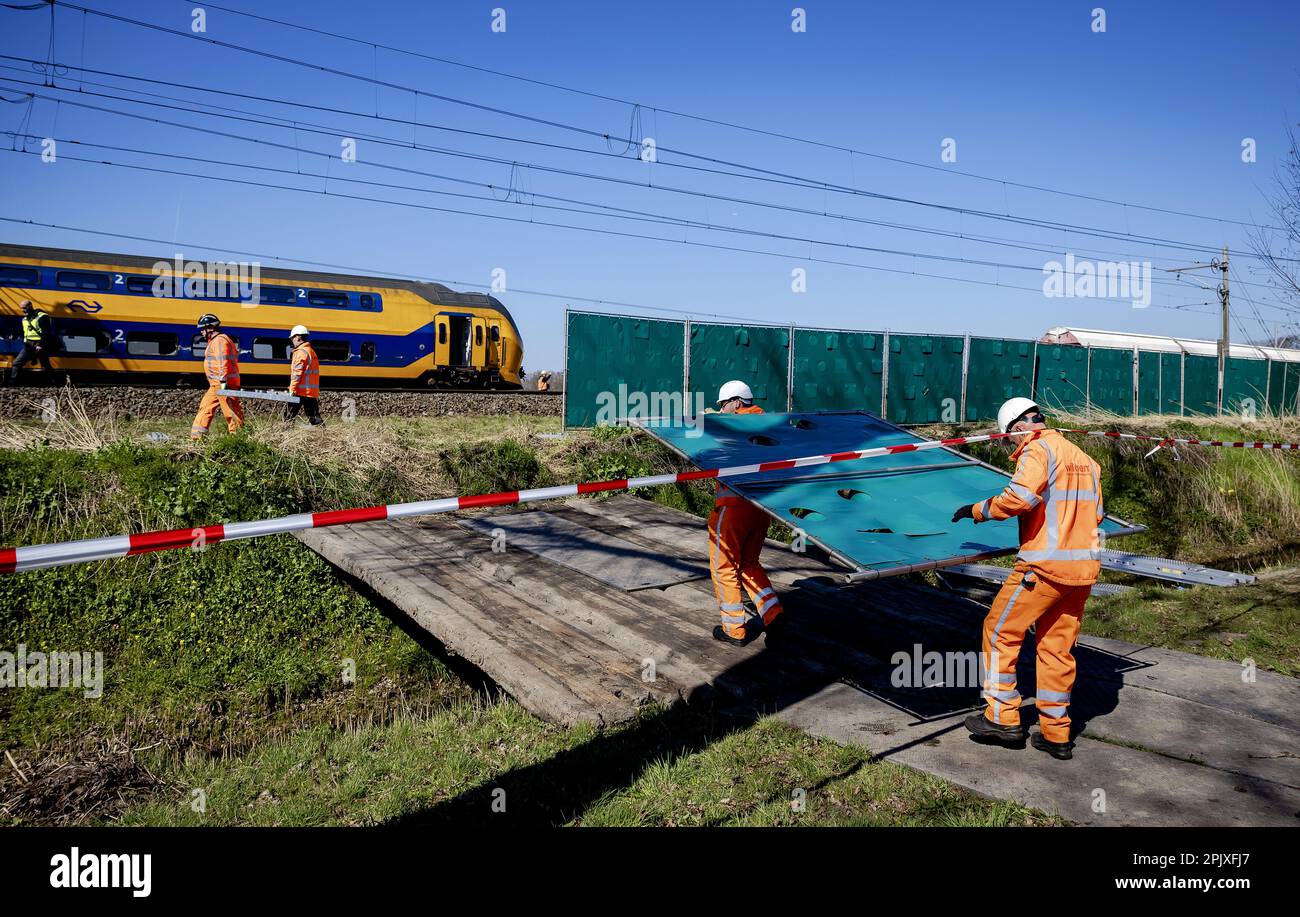 Voorschoten - Placing screens at a derailed night train. The passenger ...