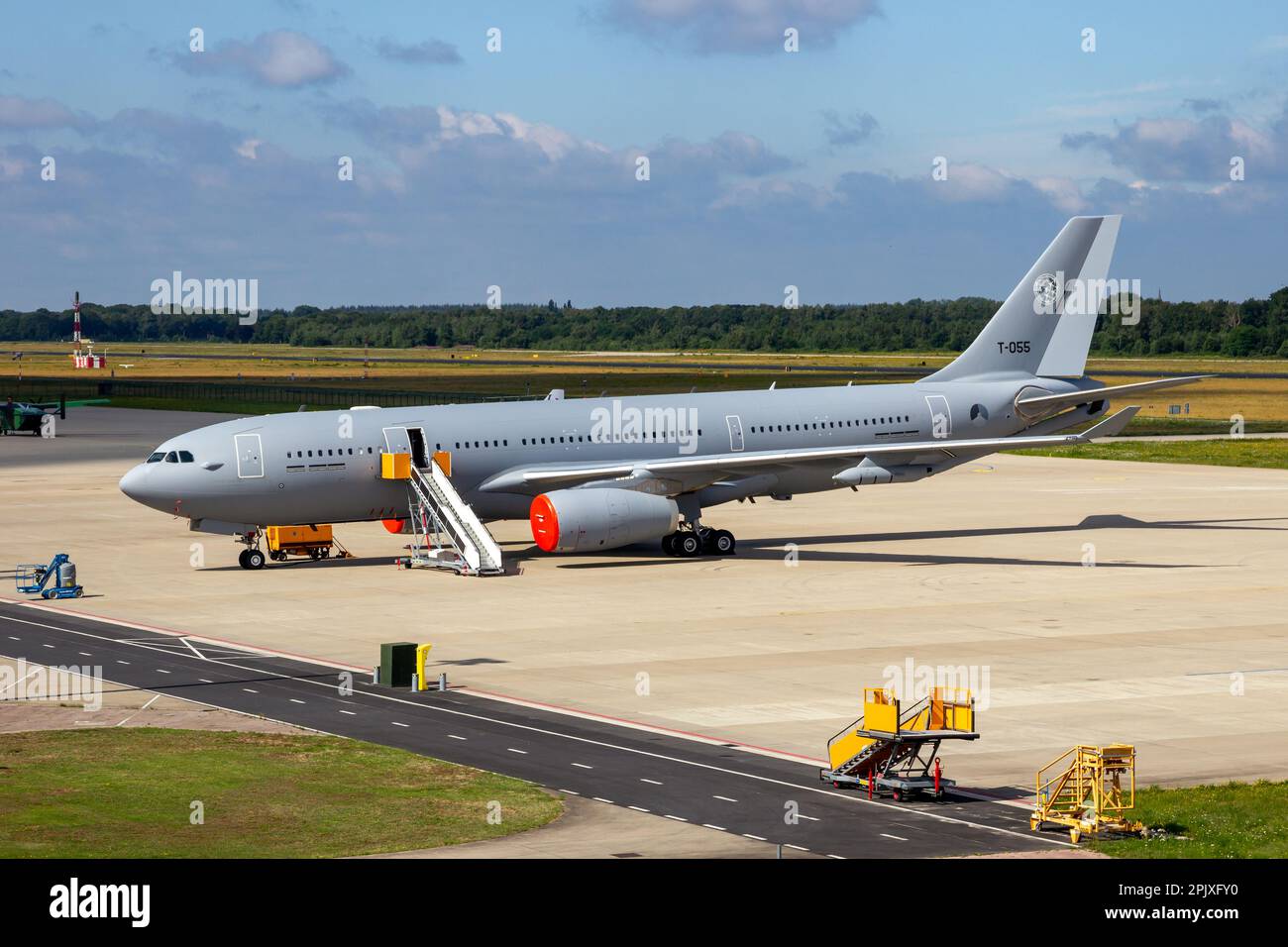 Airbus A330 MRTT (KC-30A) and the older KDC-10 Extender tanker ...