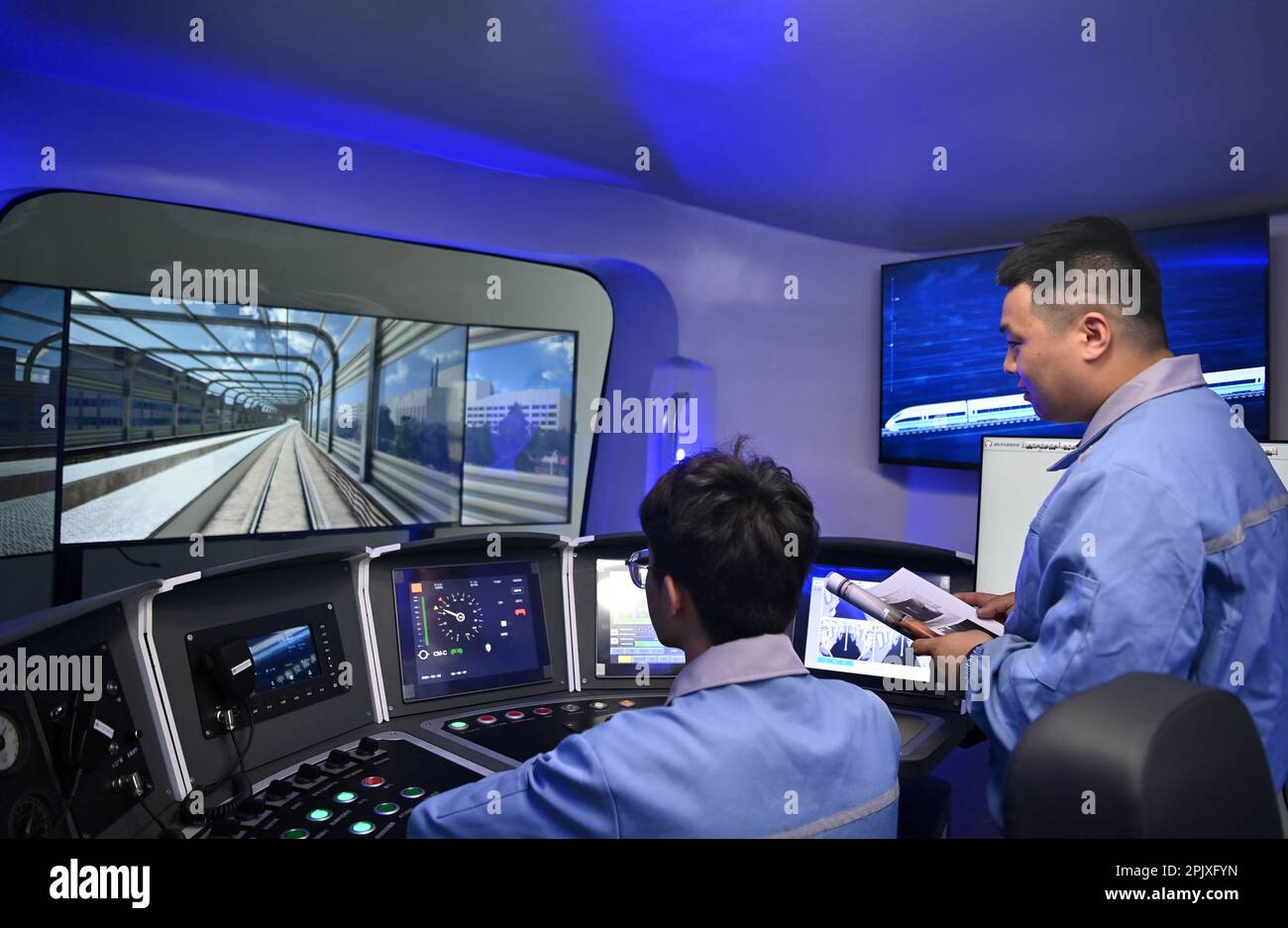 (230404) -- TIANJIN, April 4, 2023 (Xinhua) -- Employees work in a ...