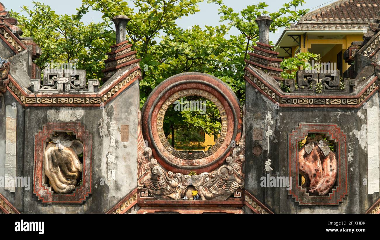 Old temple wall with round frame Stock Photo - Alamy