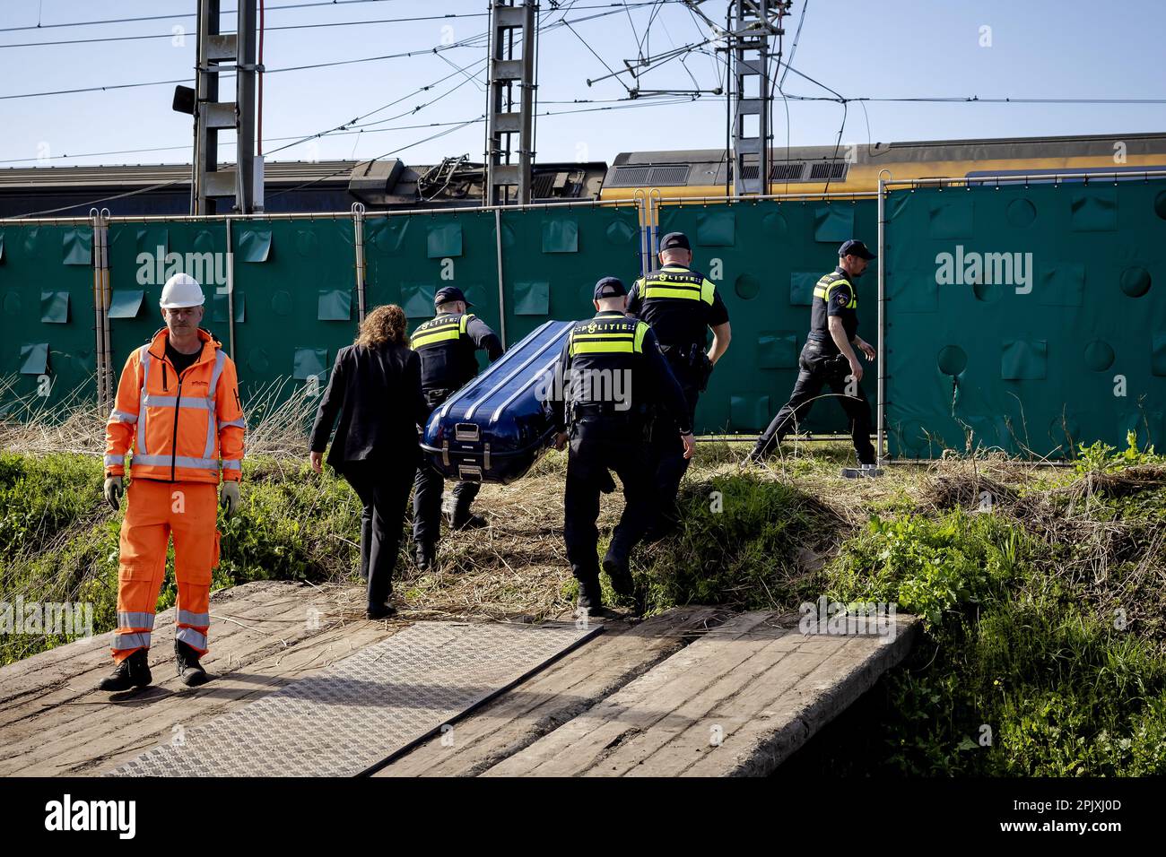 ADVANCE - Officers carry a coffin to the scene of a derailed freight ...