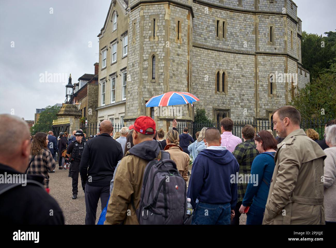 © John Angerson Crowd pay their respects to Queen Elizabeth II at ...