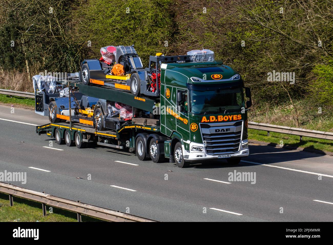 Semi low loaders hi-res stock photography and images - Alamy
