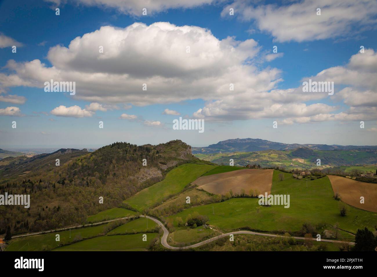 Le colline della Romagna entroterra di Rimini ed il mare Adriatico ...
