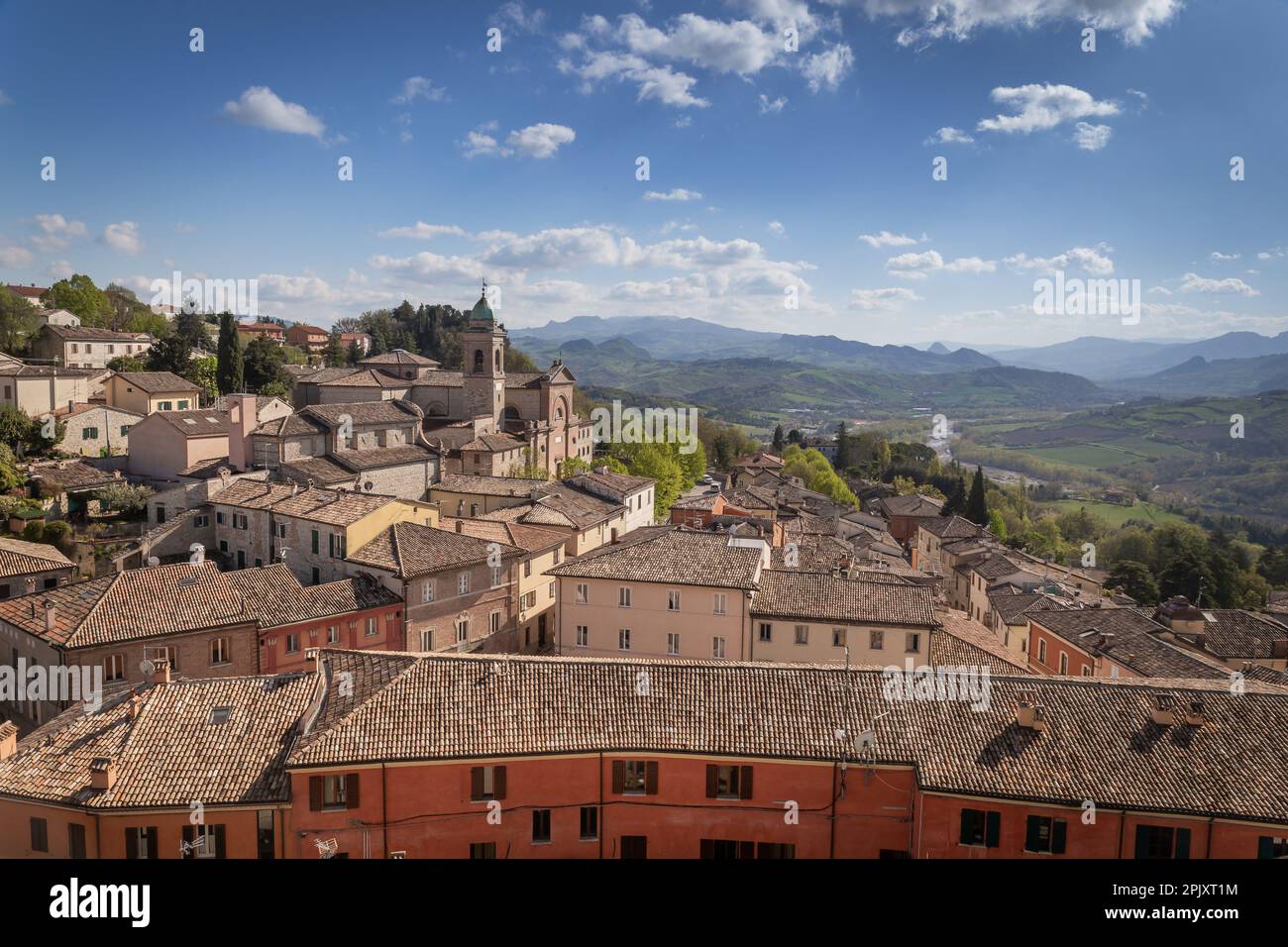 Verrucchio villaggio dulle colline romagnole patria del Rinascimento in ...