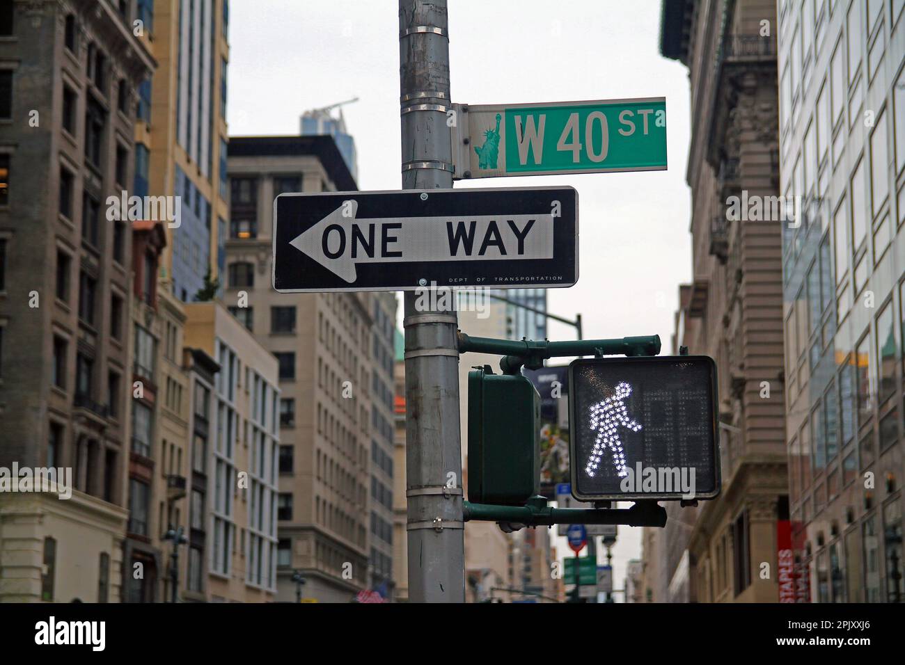 West 40th Street green traffic sign in New York Stock Photo - Alamy