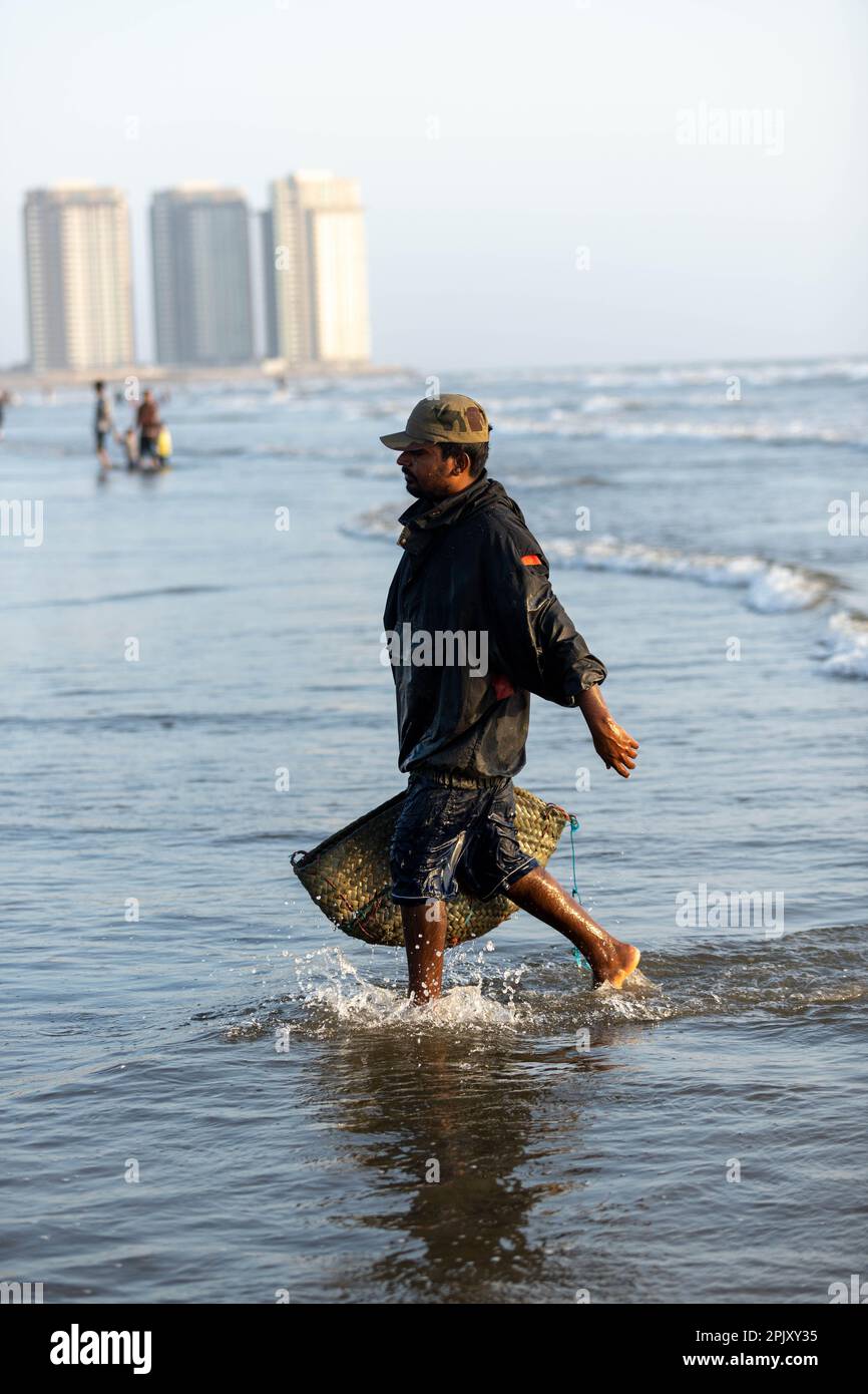 Karachi beach fishing hi-res stock photography and images - Alamy