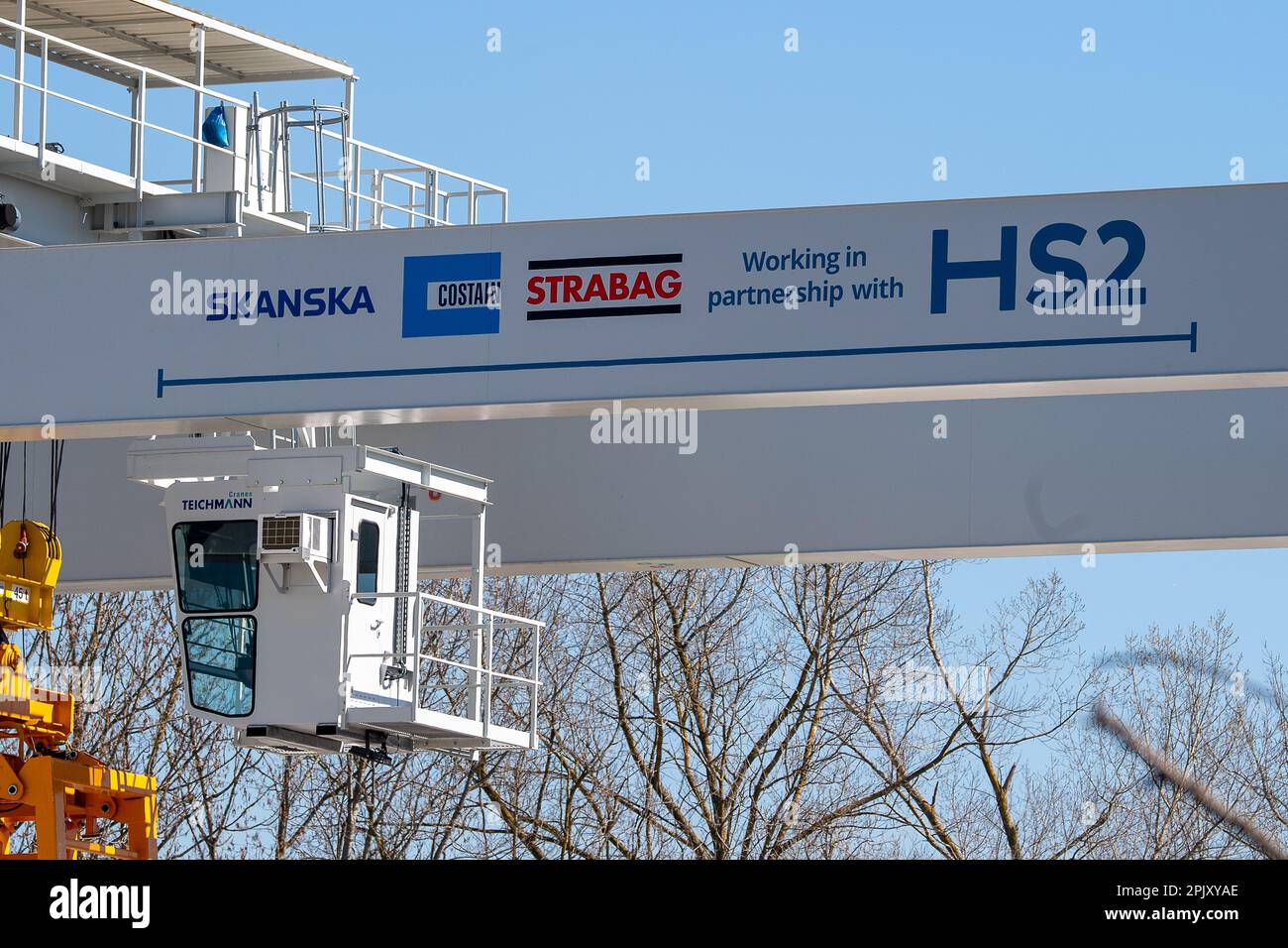 Ruislip, UK. 4th April, 2023. Credit: One of the two huge 45 tonne ...