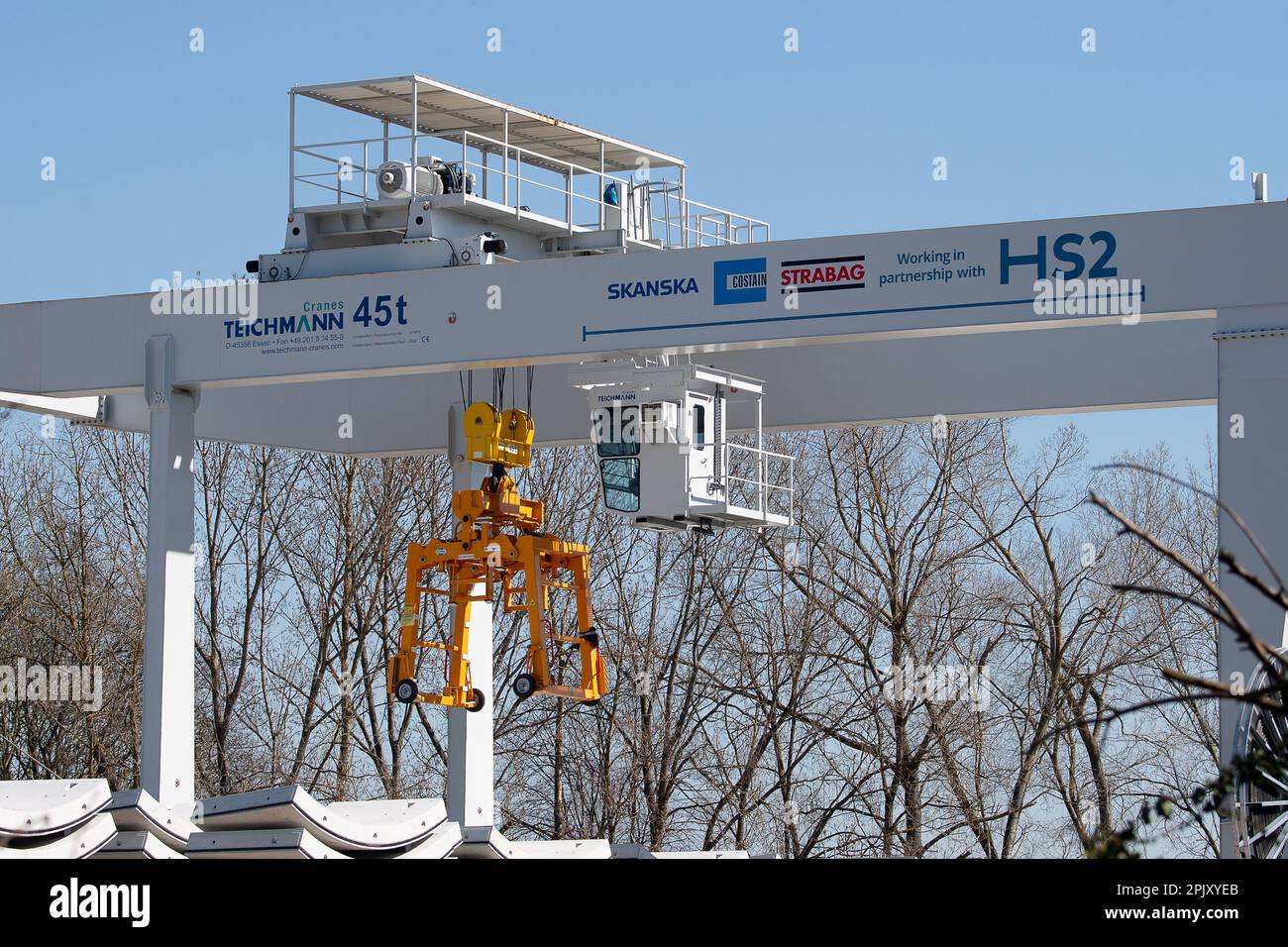 Ruislip, UK. 4th April, 2023. Credit: One of the two huge 45 tonne ...