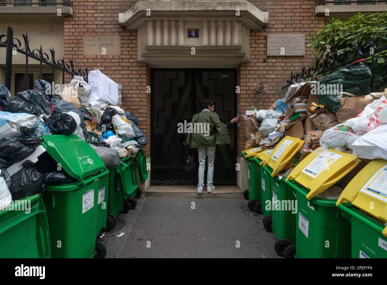Paris garbage strike Stock Photo - Alamy