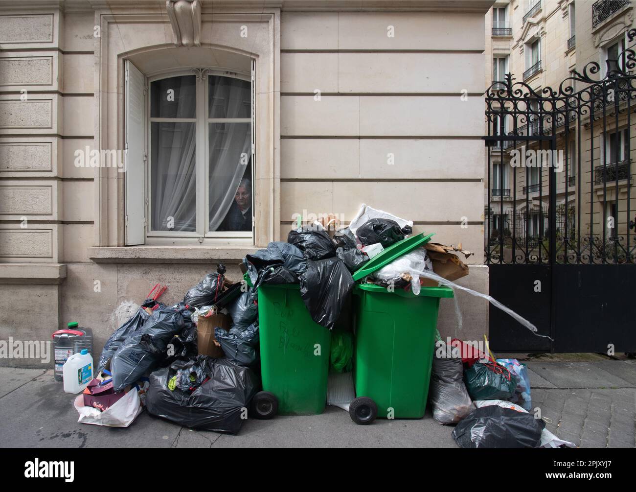 Paris garbage strike hi-res stock photography and images - Alamy