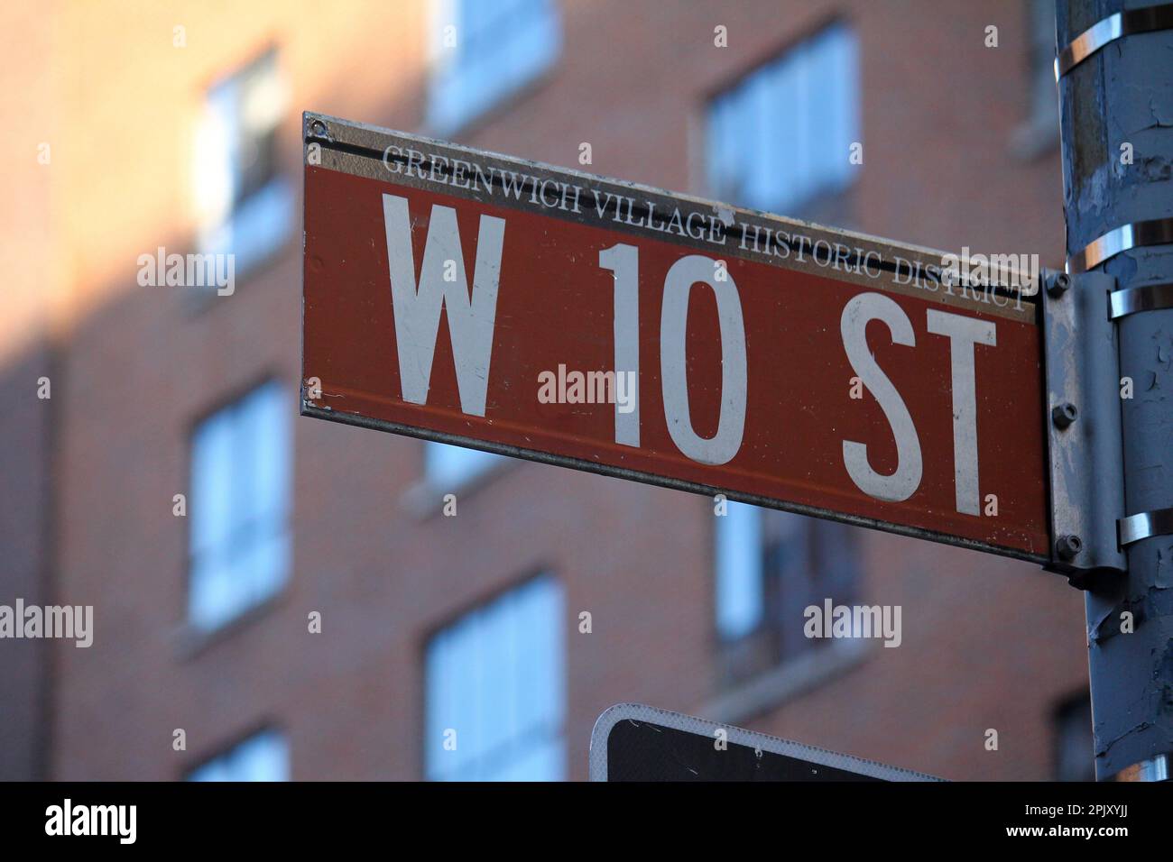 West 10th Street brown traffic sign in New York Stock Photo - Alamy