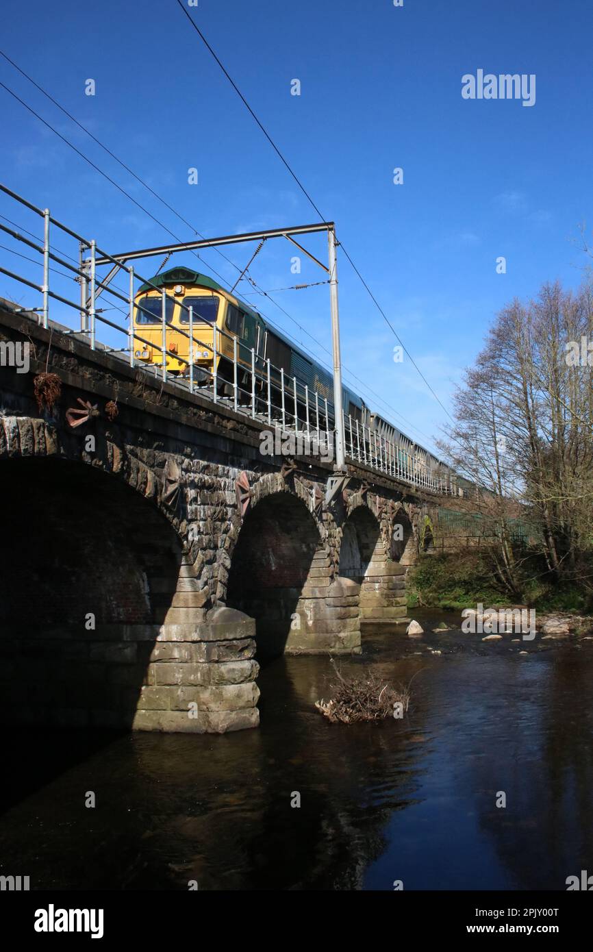 Freightliner class 66 shed diesel-electric loco hauling freight train ...