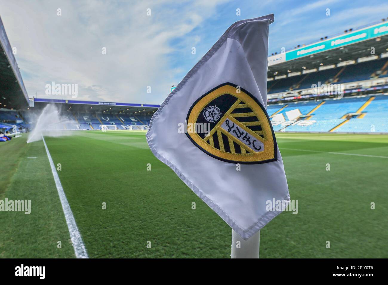 Lufc corner flag hi-res stock photography and images - Alamy