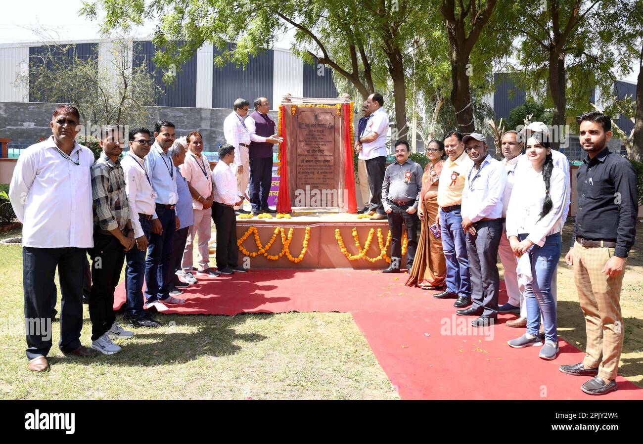 Indian institute campus hi-res stock photography and images - Alamy