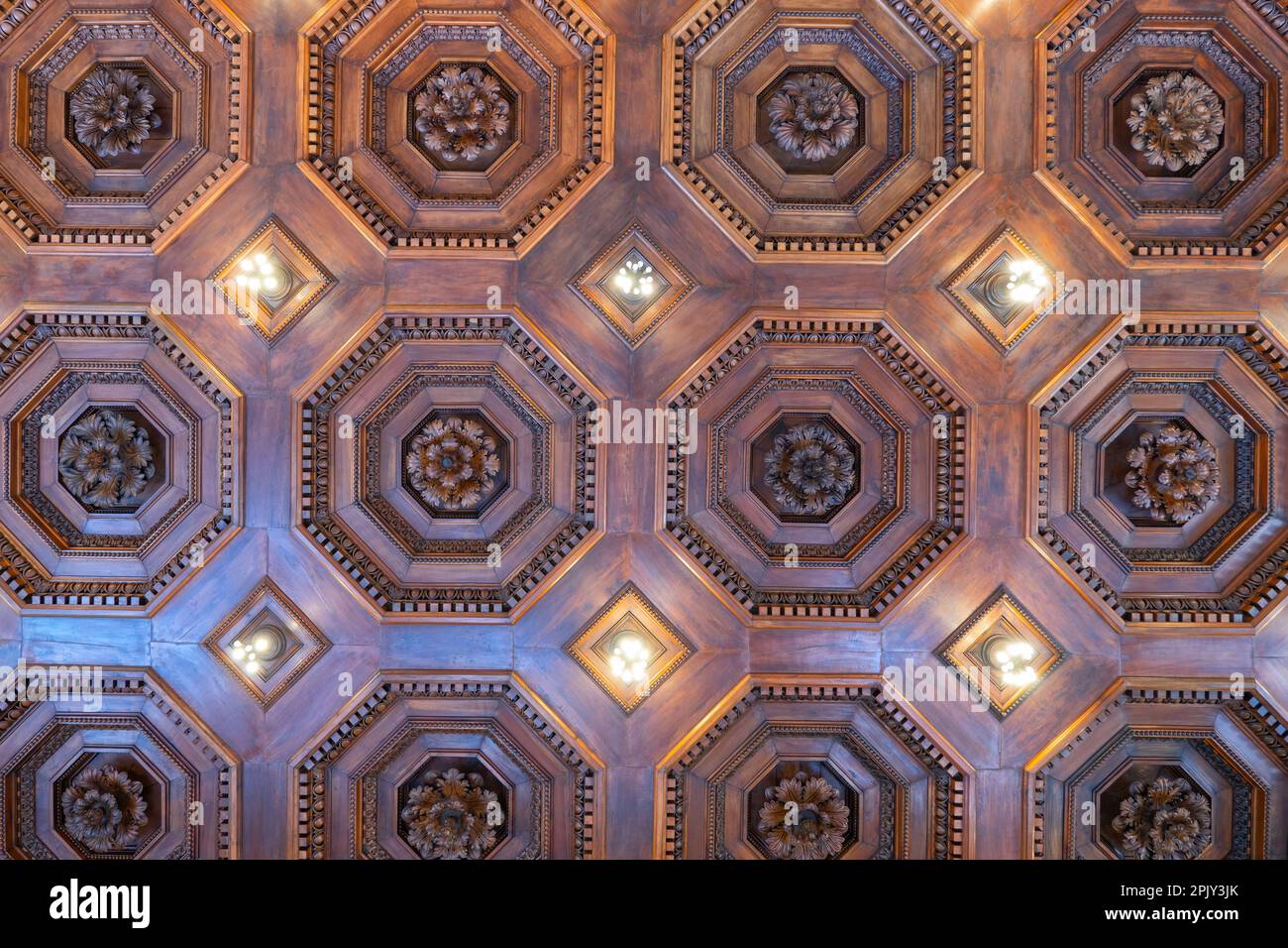 Wooden coffered ceiling hi-res stock photography and images - Alamy