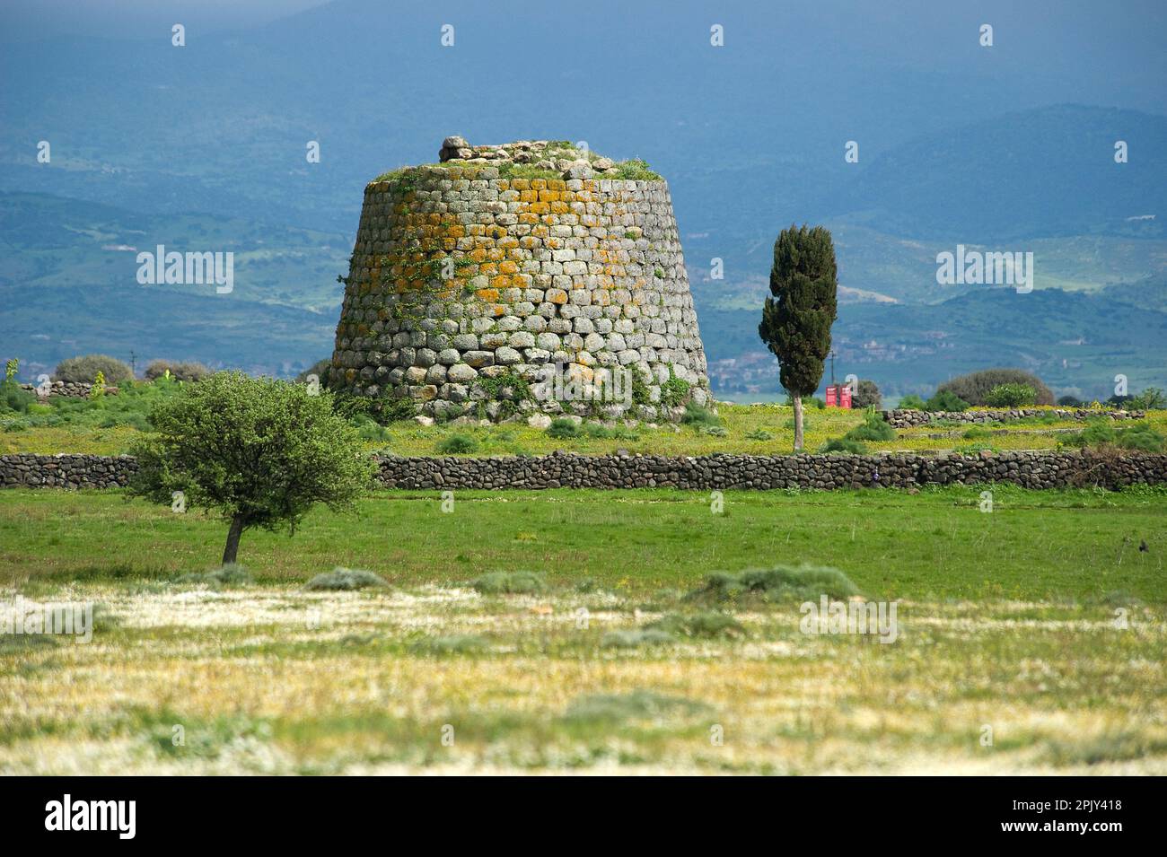 Nuraghe e Chiesa di Santa Sabina. Silanus. Nuoro. Sardegna. Italia ...