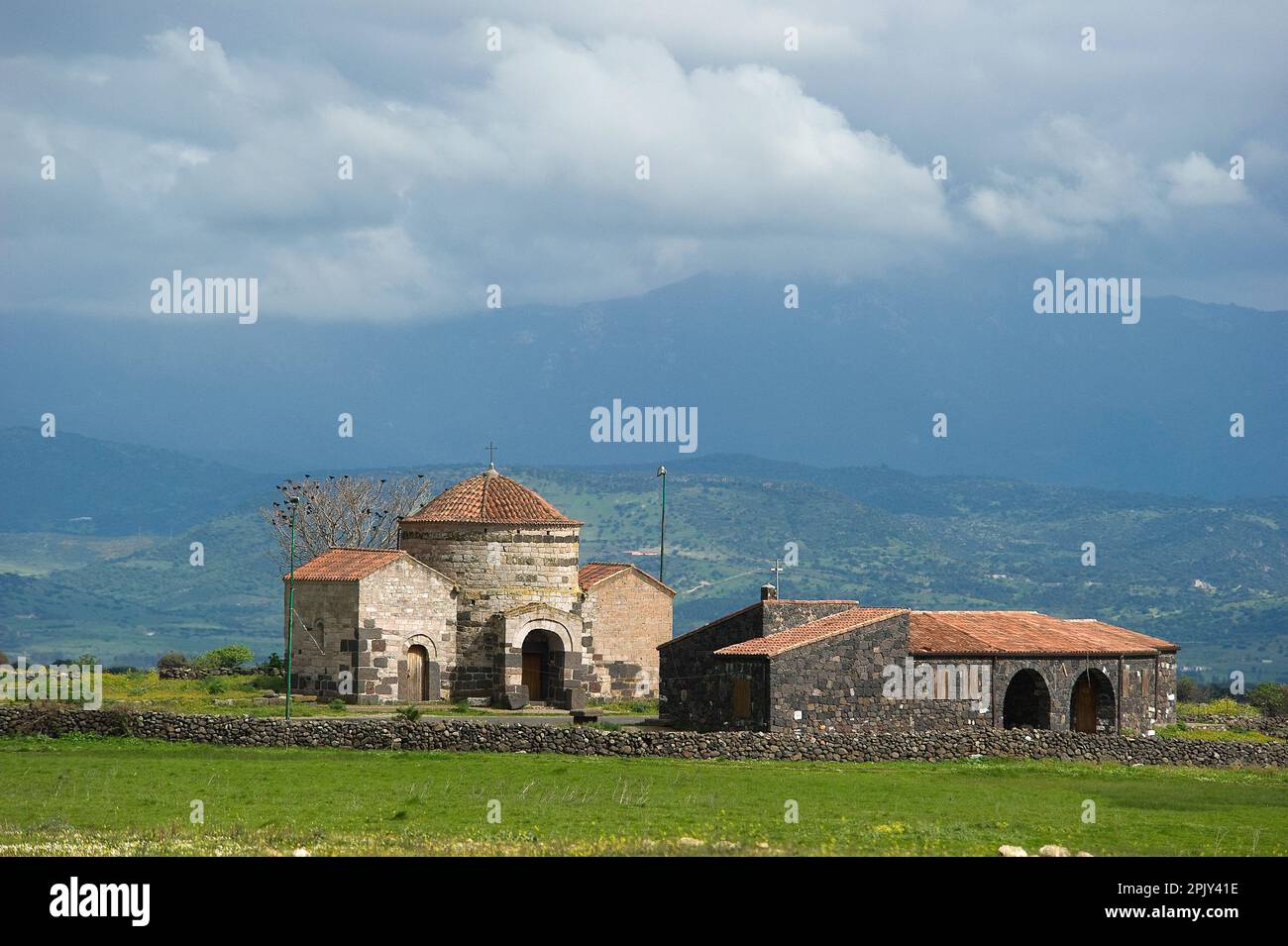 Nuraghe e Chiesa di Santa Sabina. Silanus. Nuoro. Sardegna. Italia ...