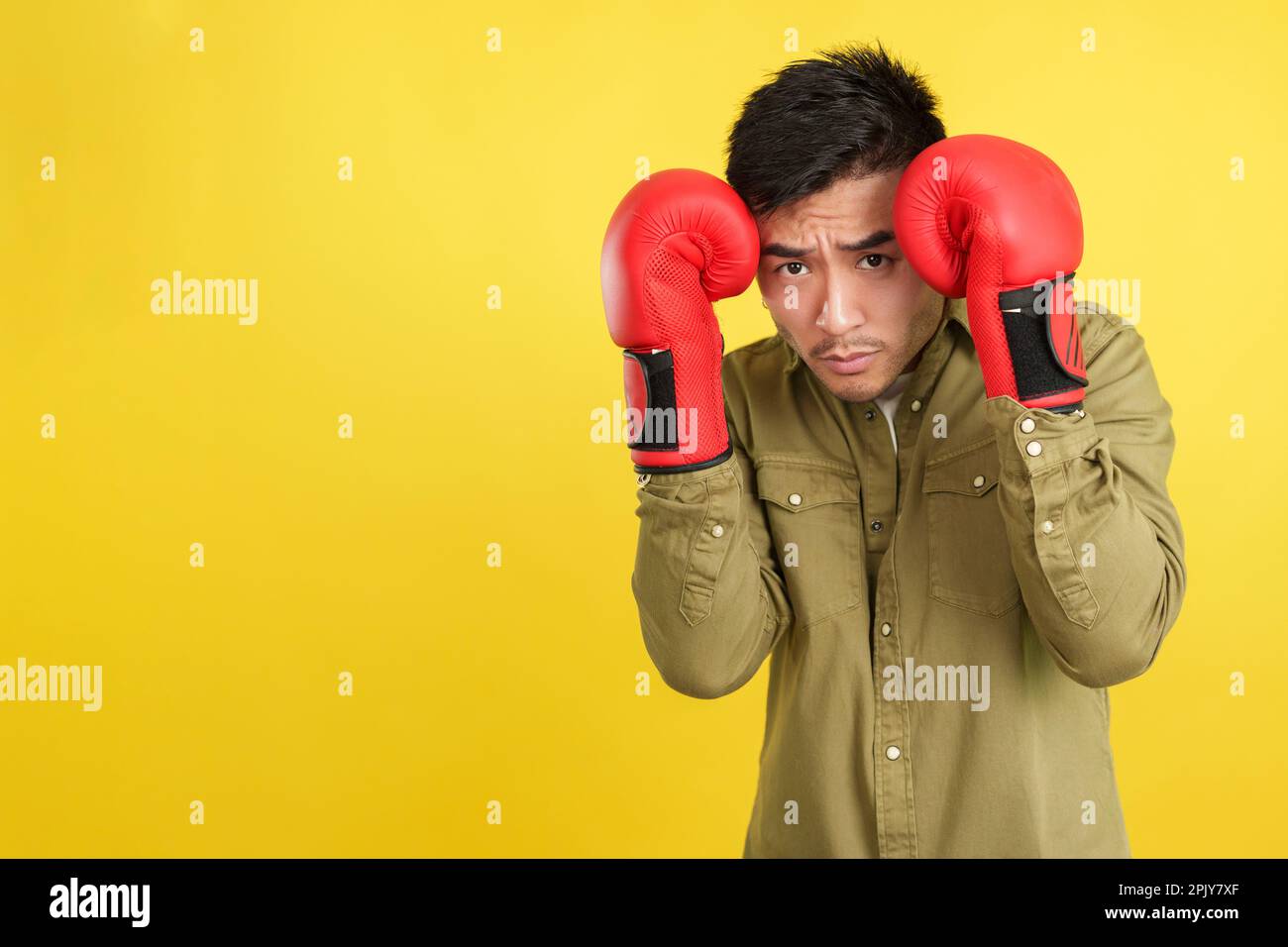 Chinese man in boxing guard position wearing boxing gloves Stock Photo ...