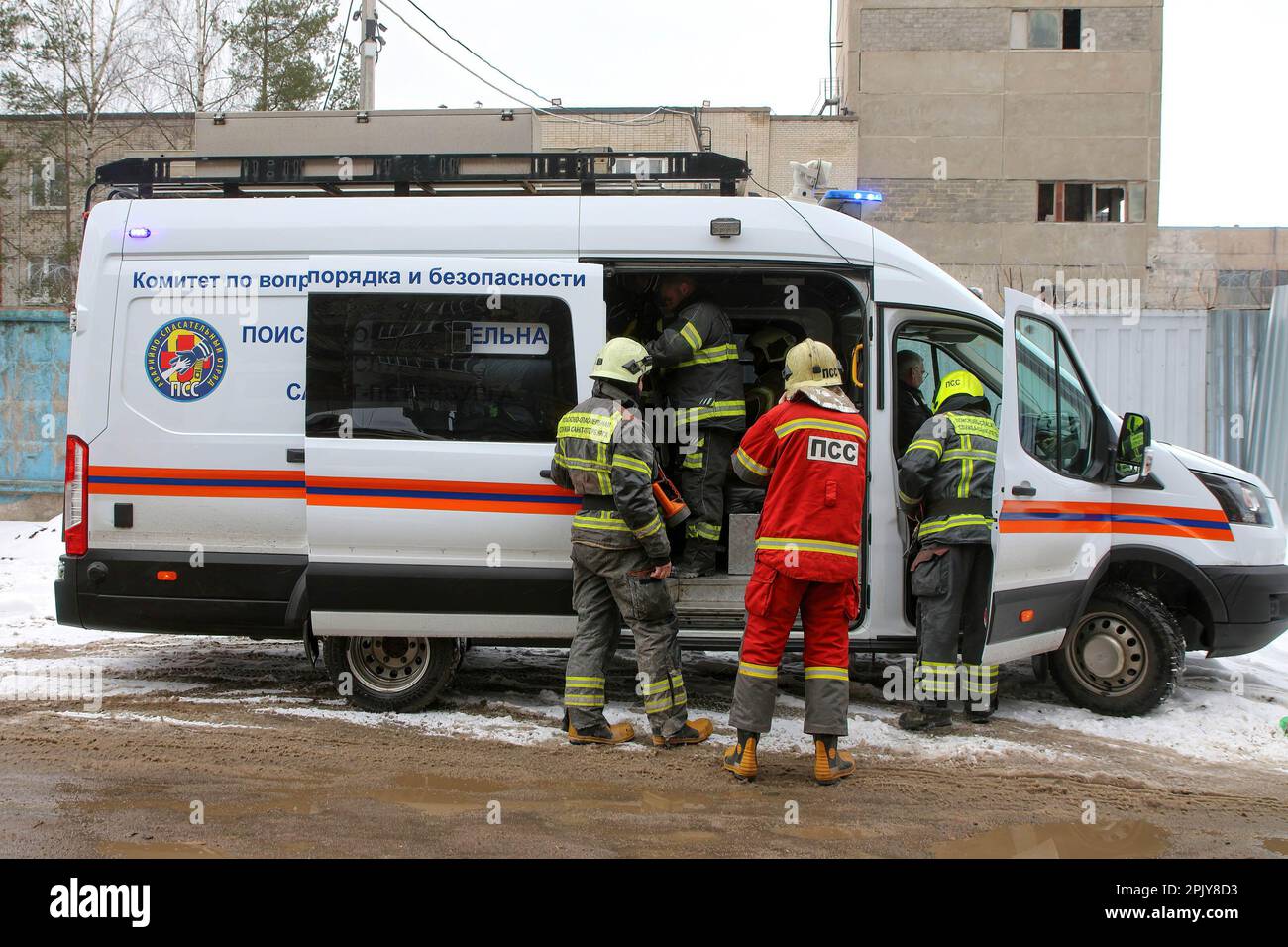 Employees of the EMERCOM of Russia and the search and rescue service of ...